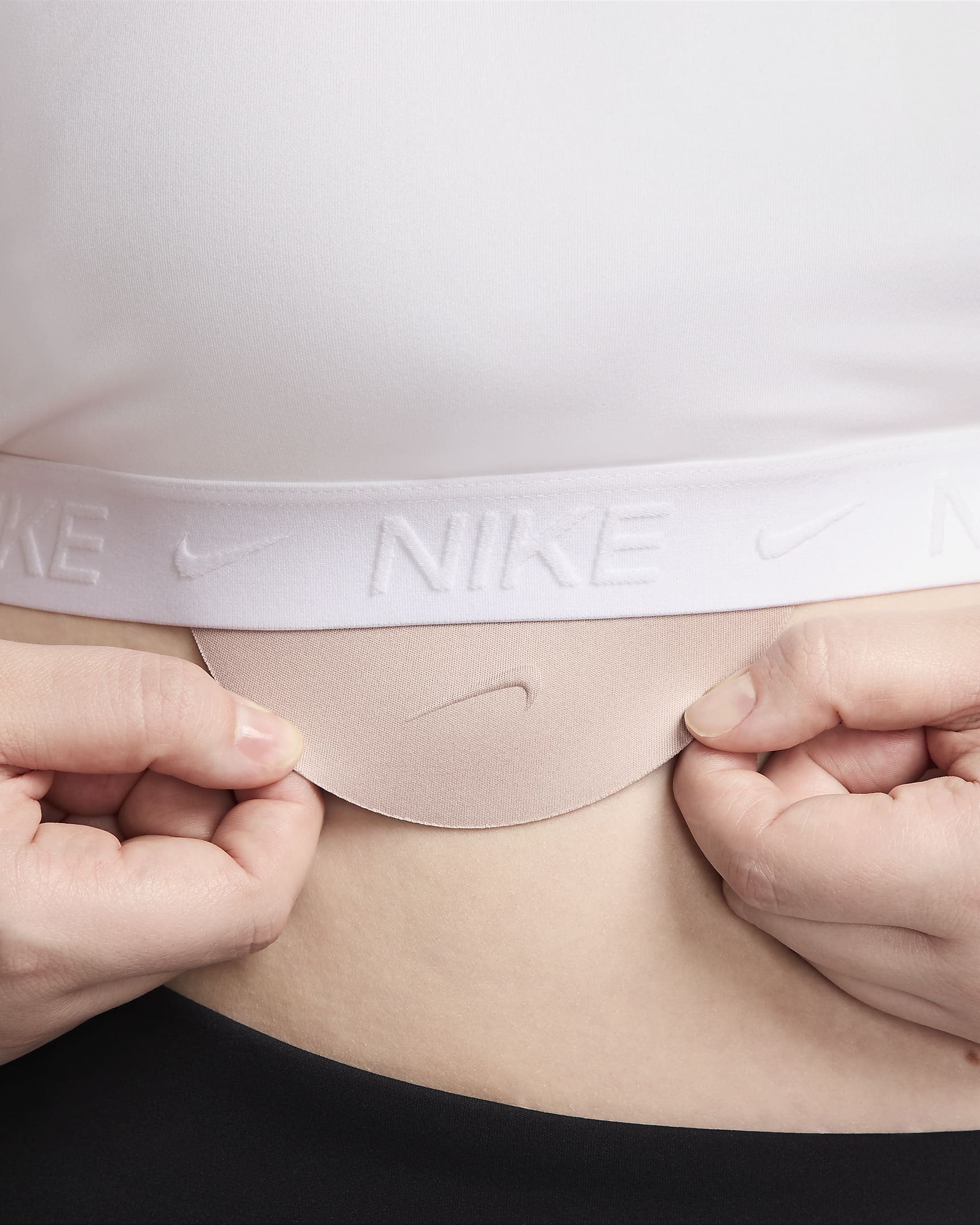 Nike Indy Light Support Padded verstelbare sport-bh (Plus Size). Nike BE