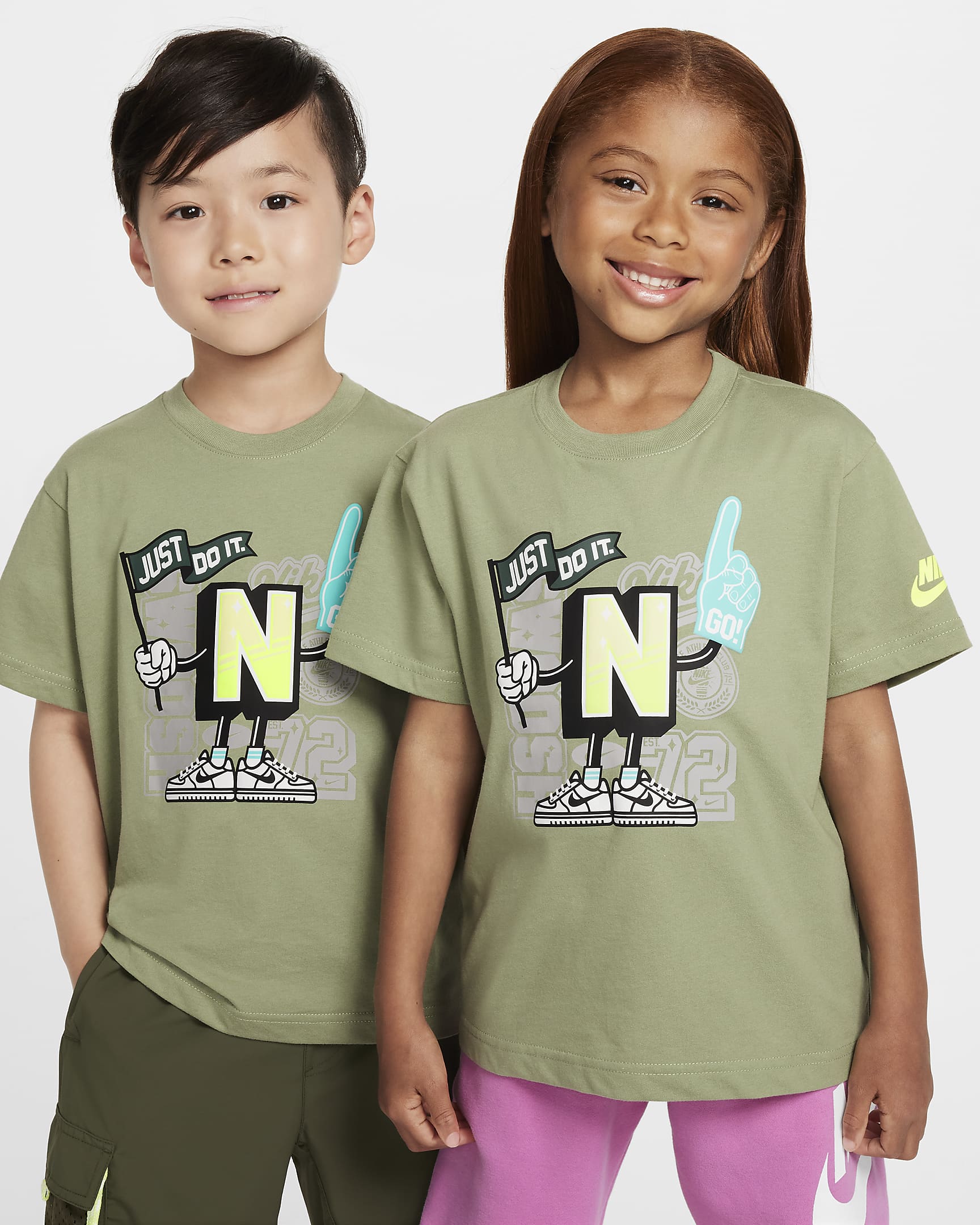 Playera con gráfico para niños talla pequeña Nike Step Up Your Game ...