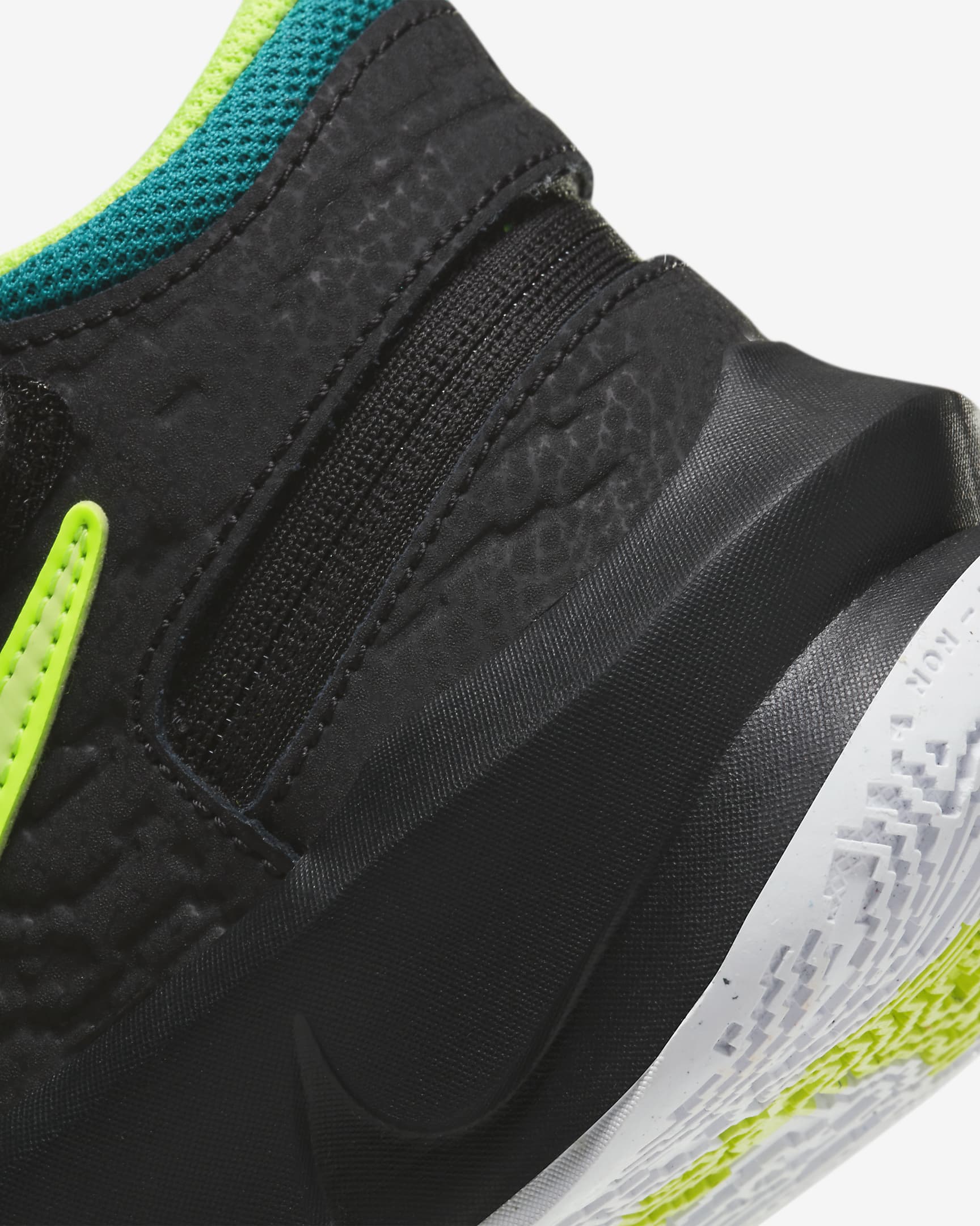 Nike Team Hustle D 10 FlyEase 大童輕鬆穿脫籃球鞋。Nike TW