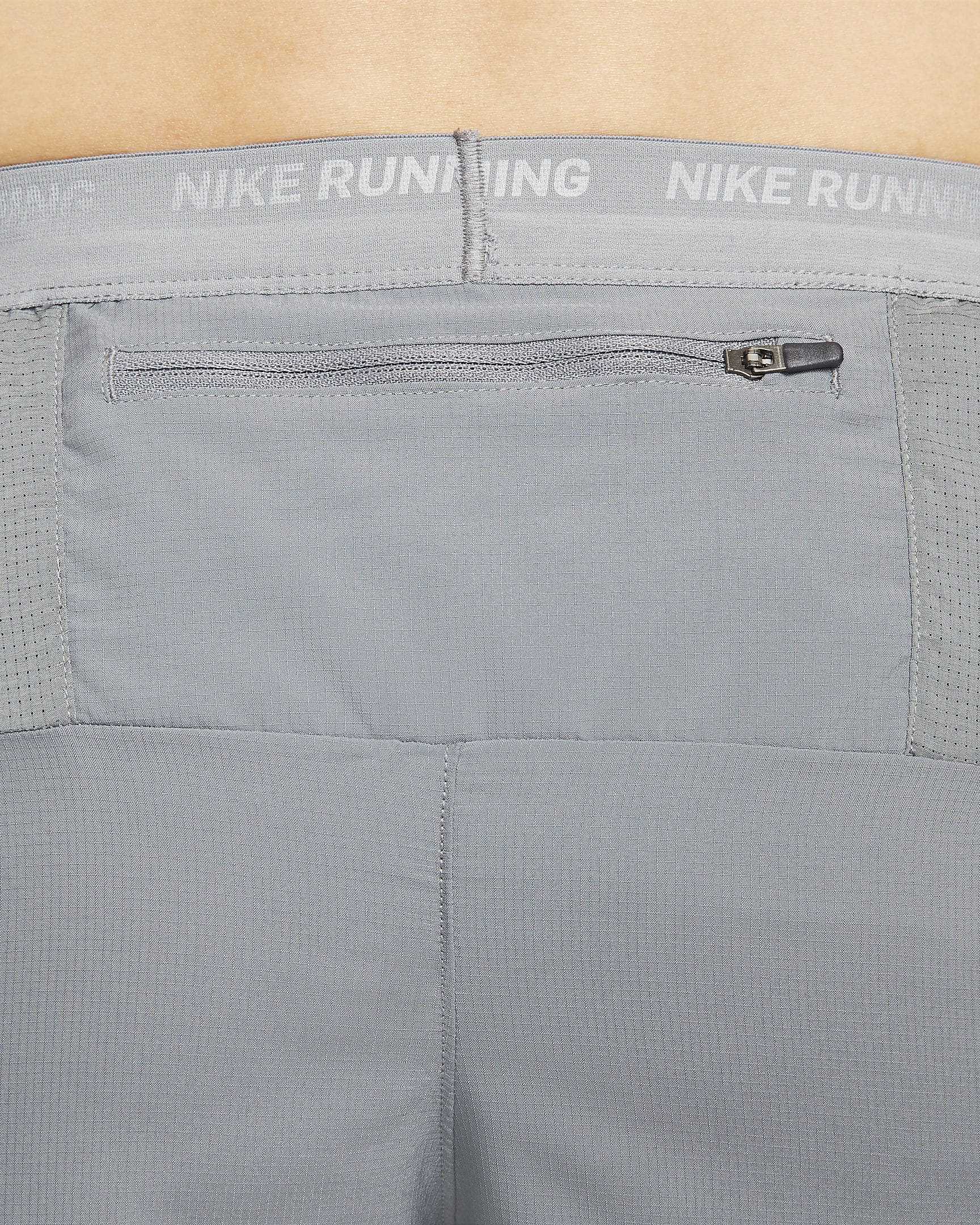Nike Dri-FIT Stride 男款 7" 隱藏式內裡跑步短褲。Nike TW