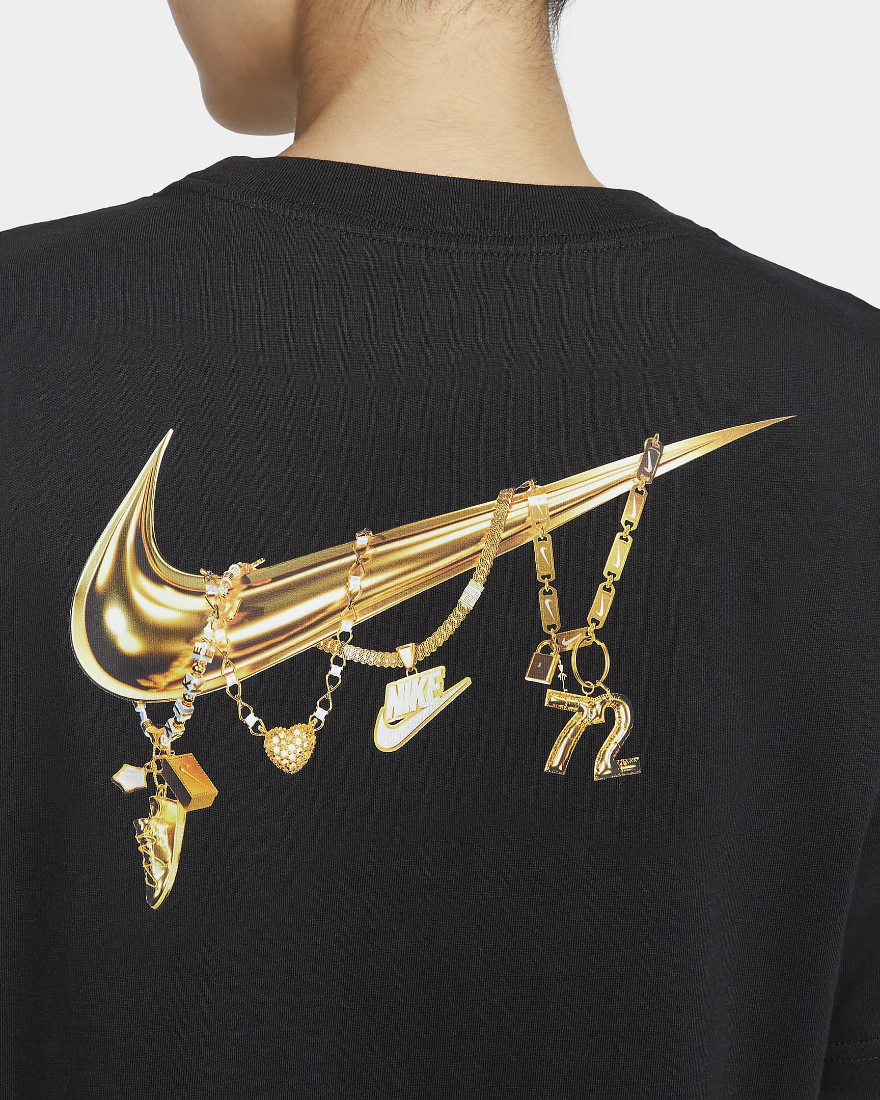 เสื้อยืดกราฟิกแขนสั้นทรงหลวมผู้หญิง Nike Sportswear Nike TH