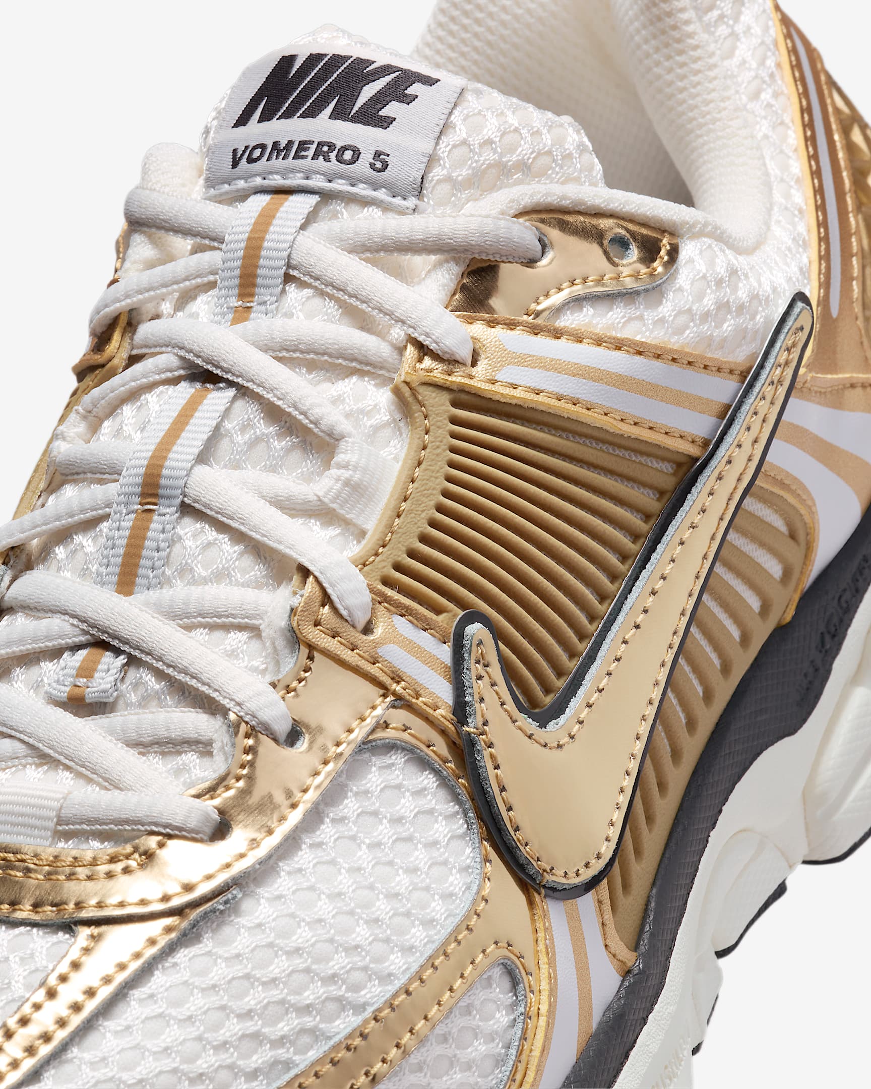 Chaussure Nike Zoom Vomero 5 Gold pour femme. Nike CA