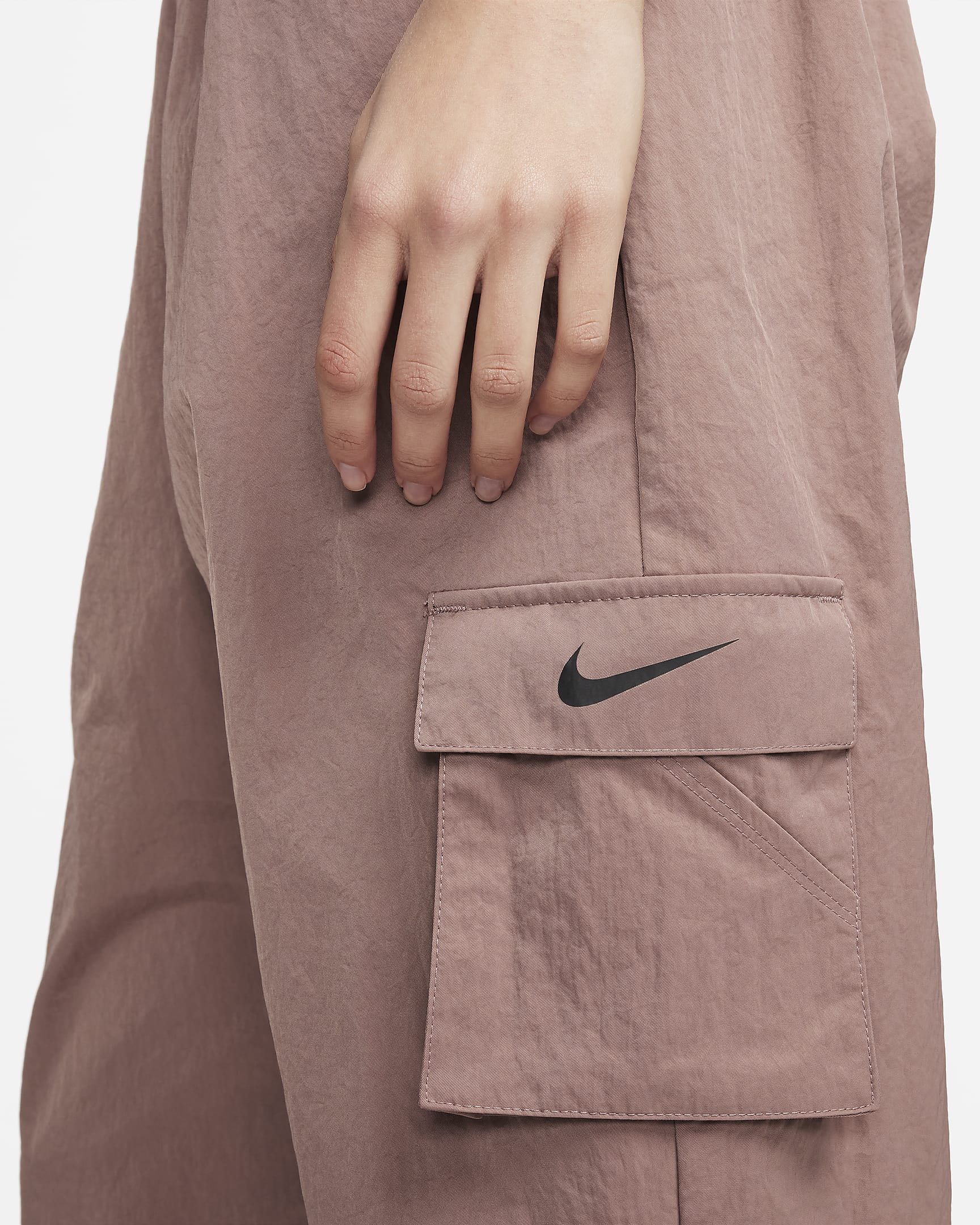 Nike Sportswear Essential Women's High-Rise Woven Cargo Trousers. Nike LU