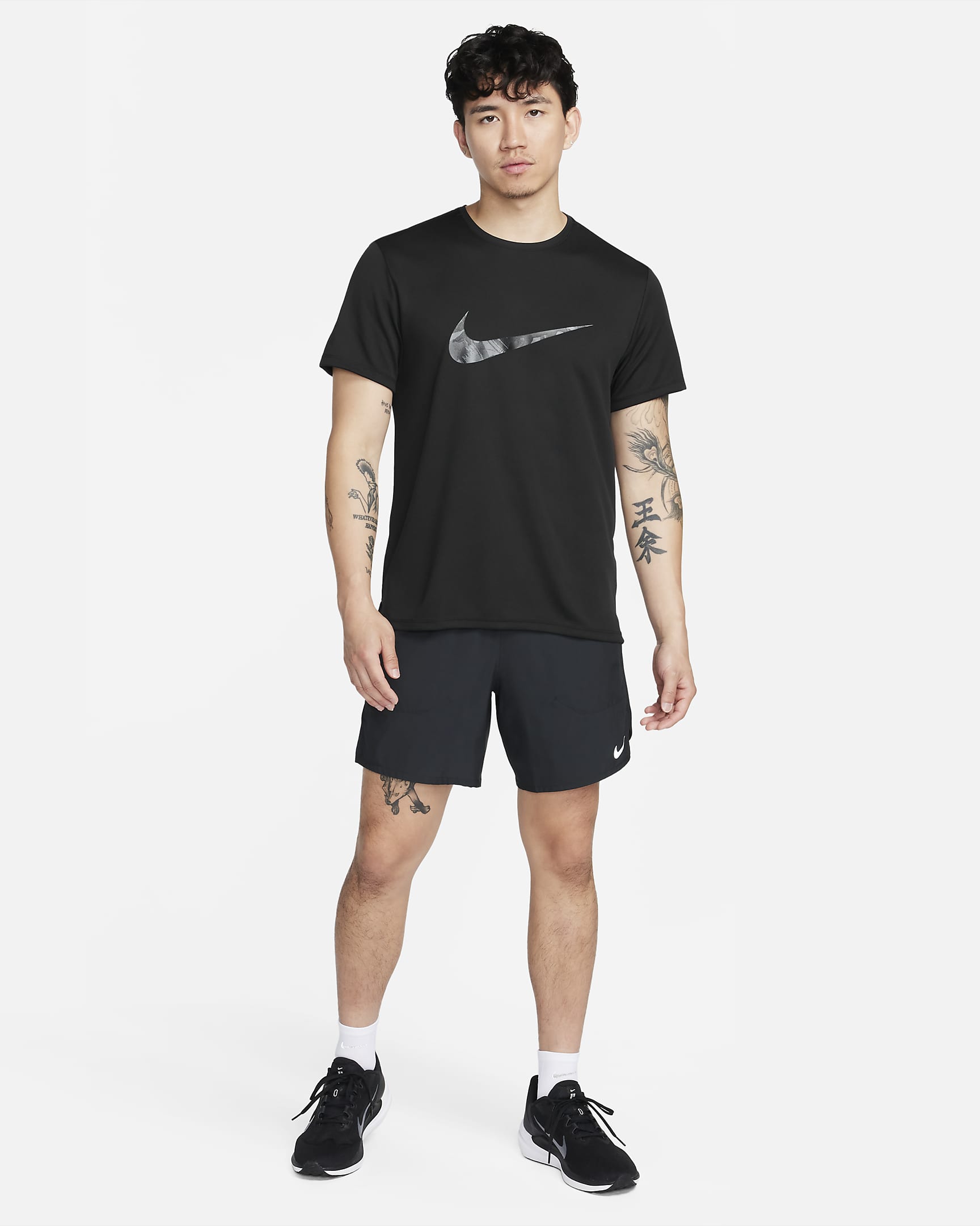 Nike Miler 男款 Dri-FIT UV 短袖跑步上衣。Nike TW