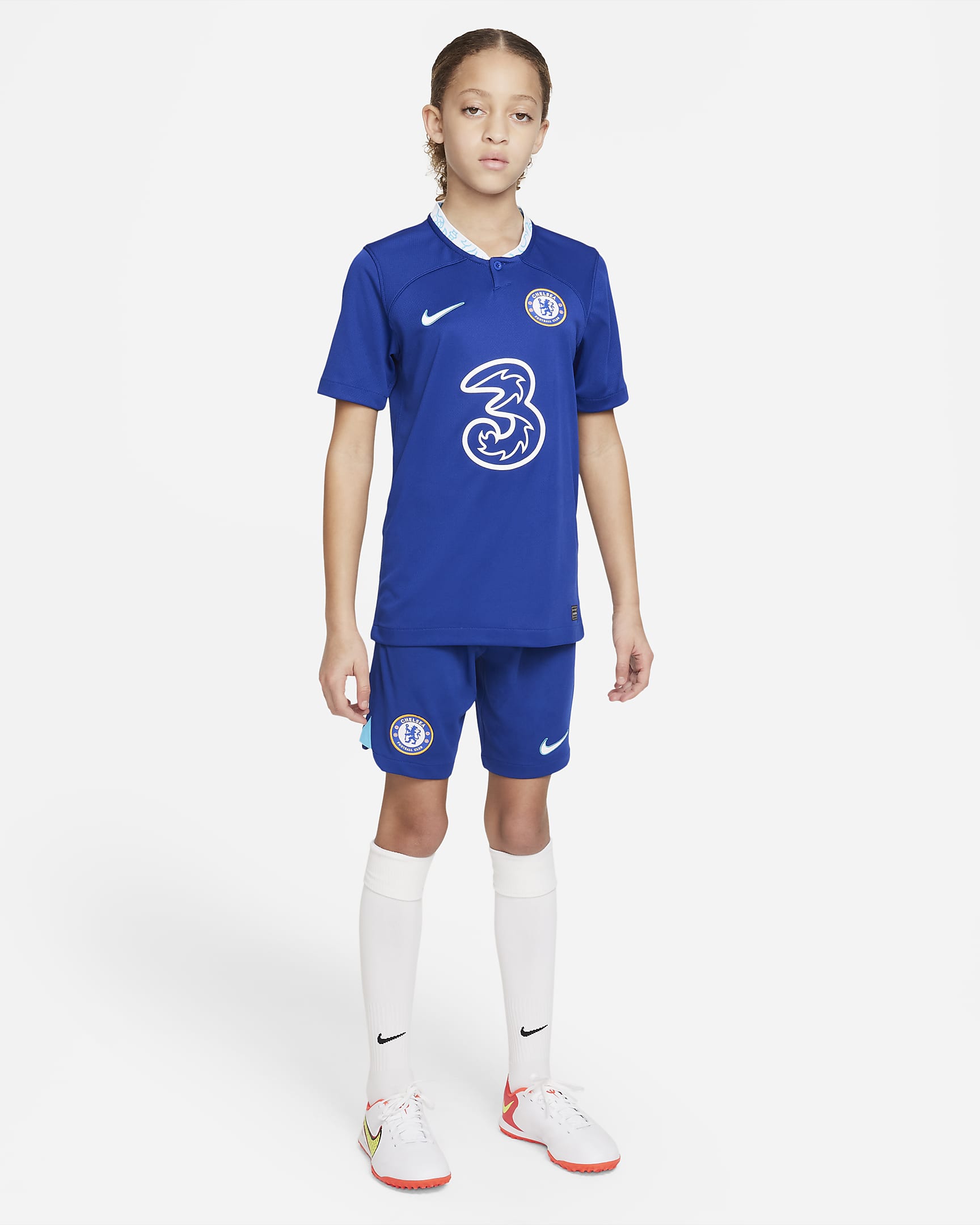 Chelsea F.C. 2022/23 Stadium Home Older Kids' Nike Dri-FIT Football Shirt. Nike SI