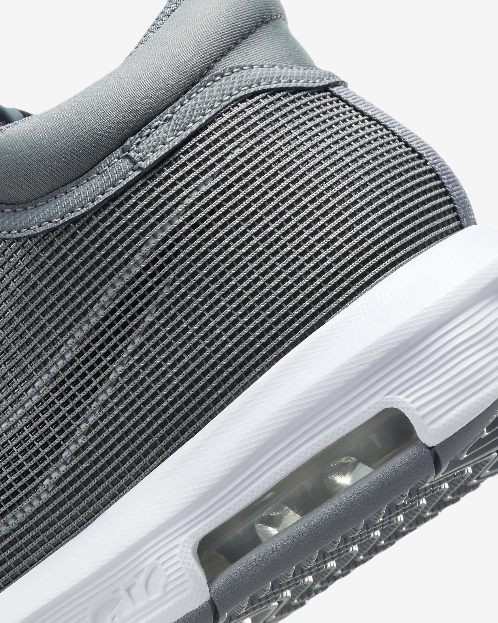 LeBron Witness 8 EP 籃球鞋。Nike TW