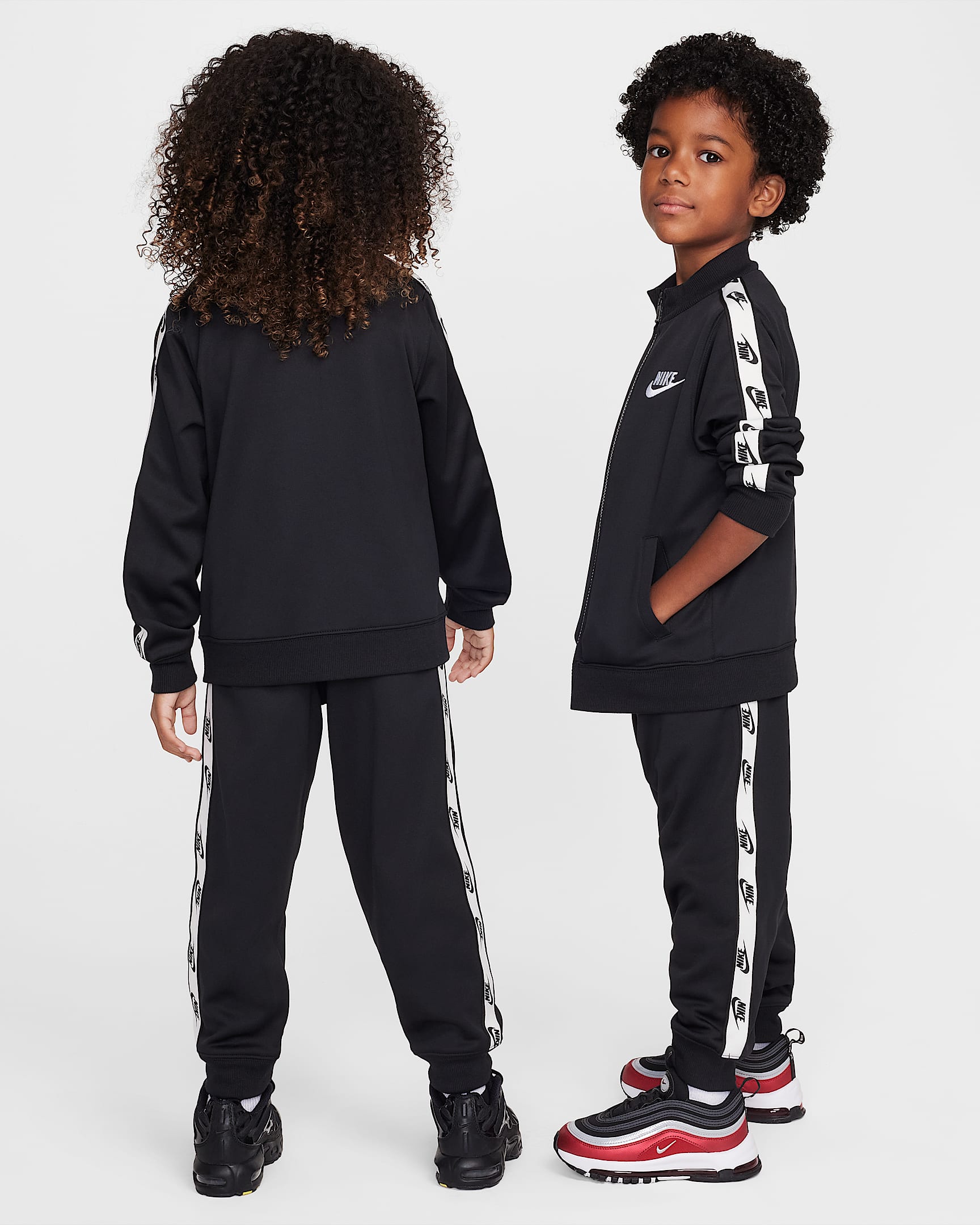 Conjunto de 2 piezas de cierre completo y cinta con logotipos para niños talla pequeña Nike Dri ...