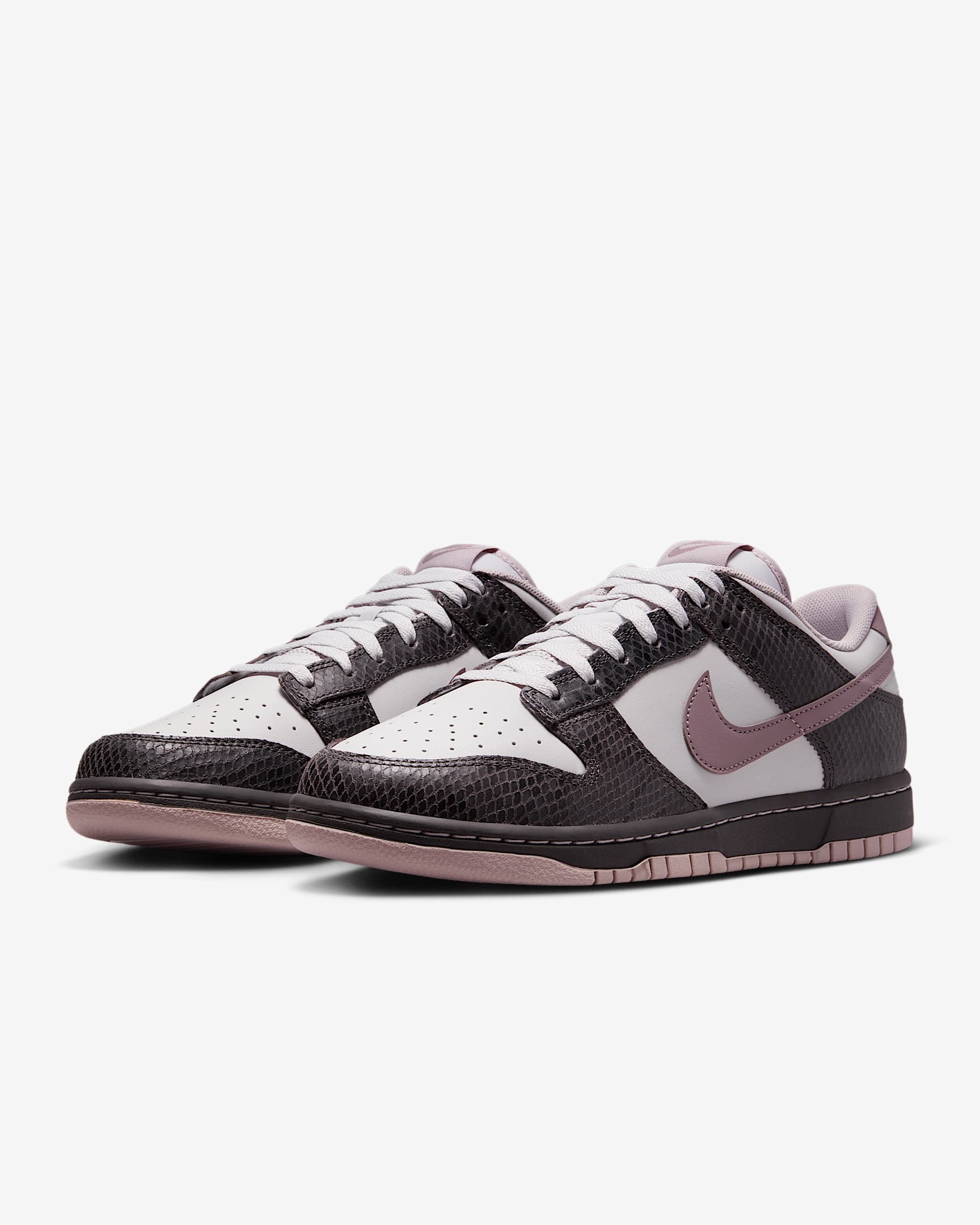 Nike Dunk Low SE Men's Shoes. Nike SG