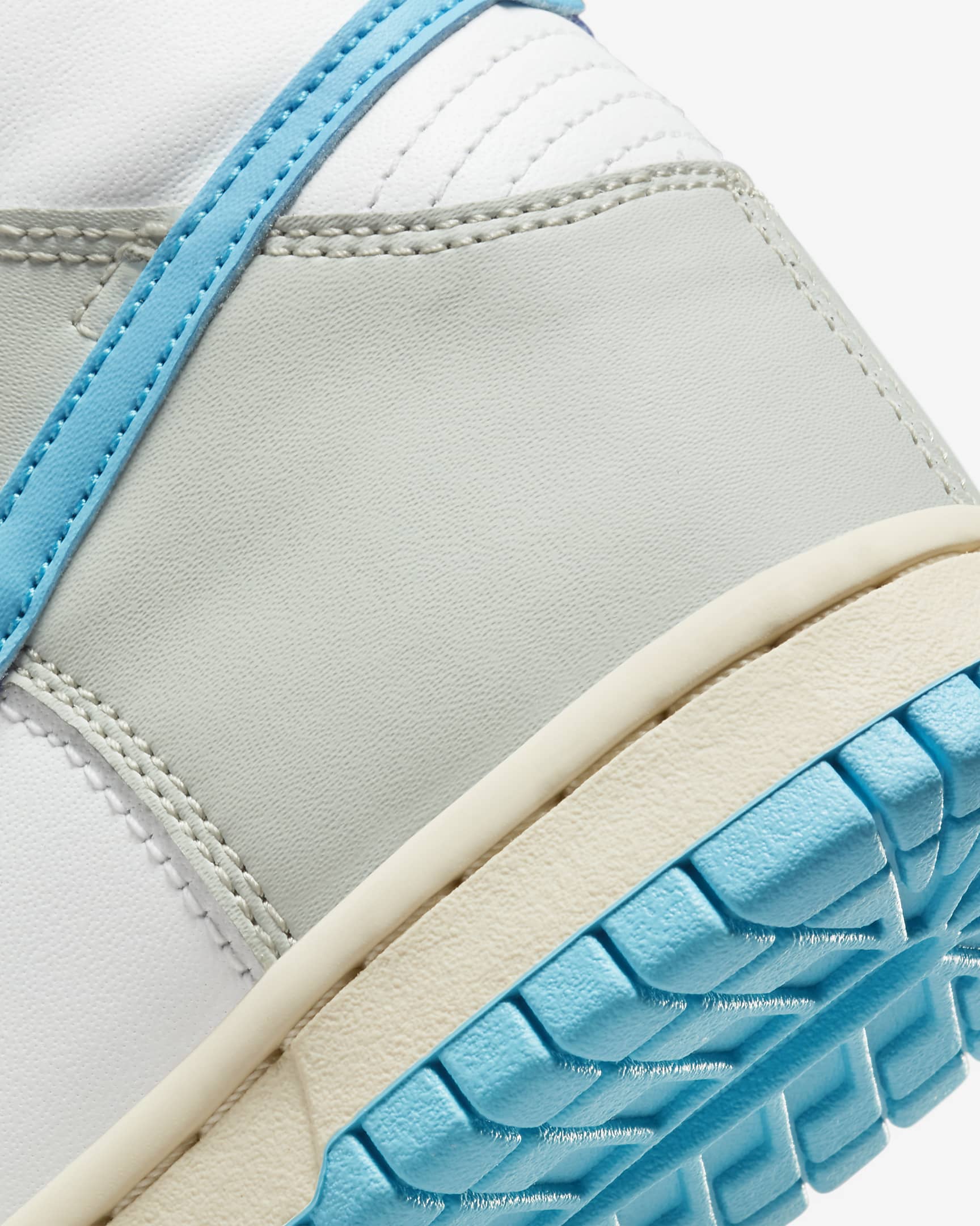Nike Dunk High SE Older Kids' Shoes. Nike BE