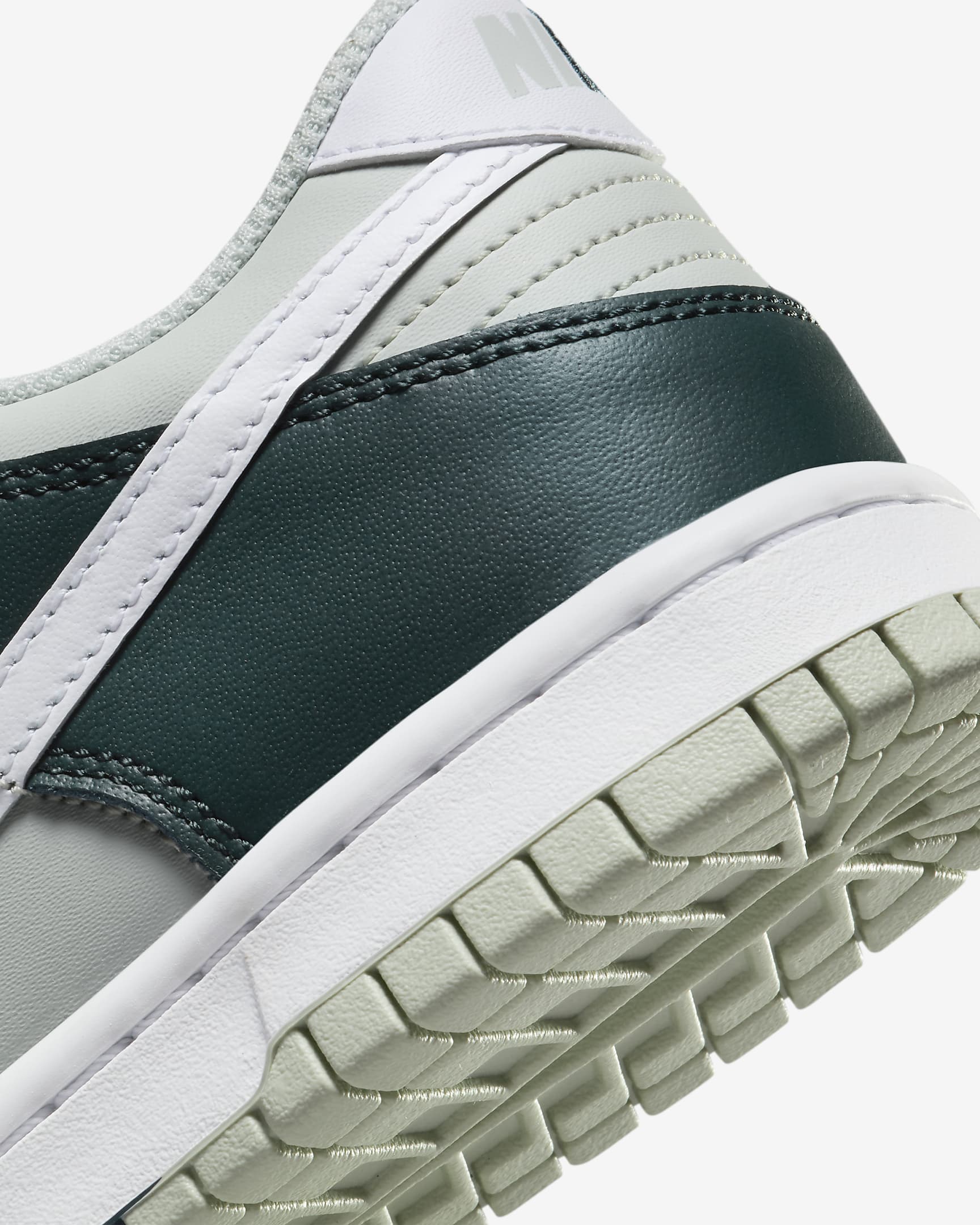 Nike Dunk Low Older Kids' Shoes. Nike BE