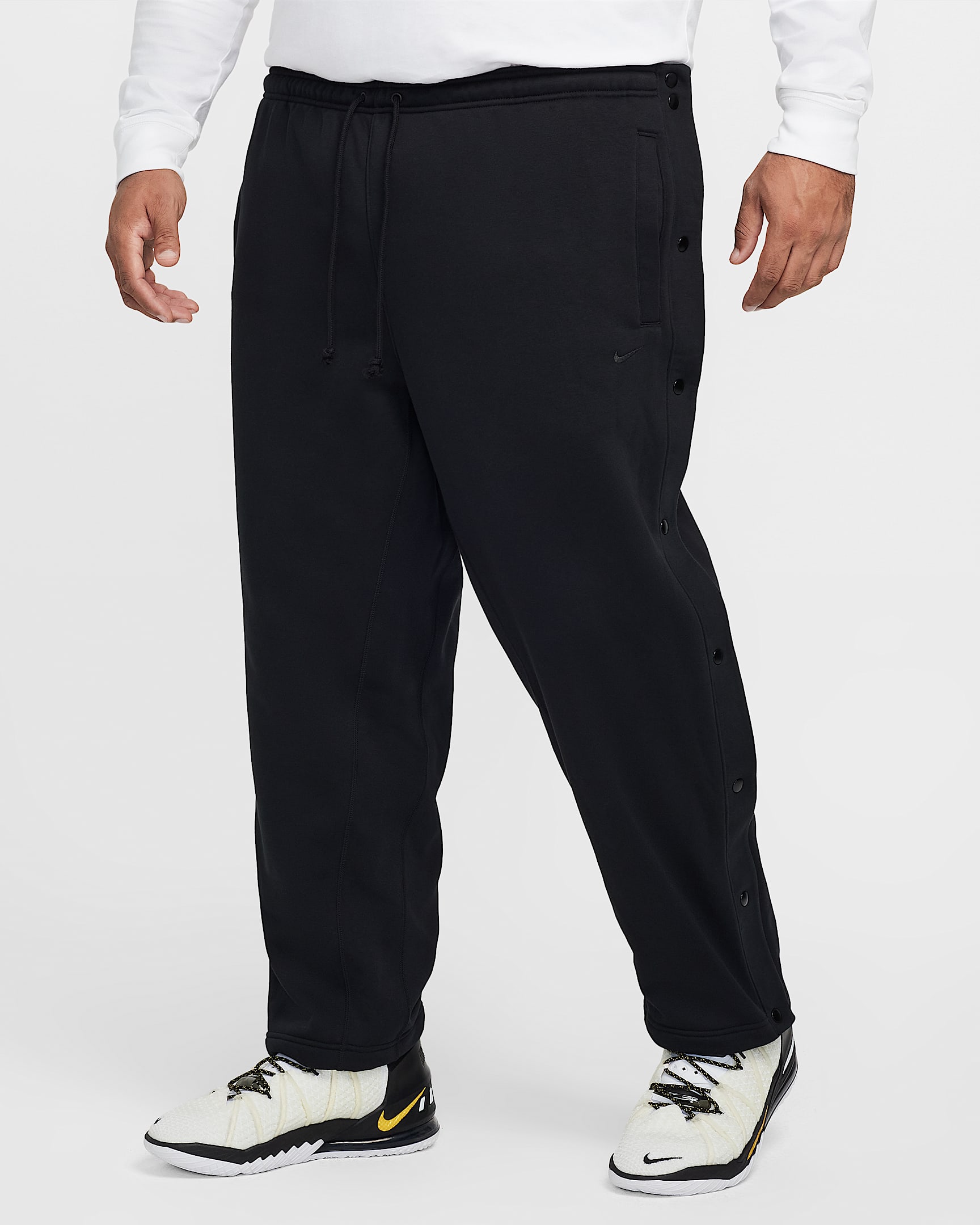 LeBron Standard Issue Men's Therma-FIT Basketball Trousers. Nike IL