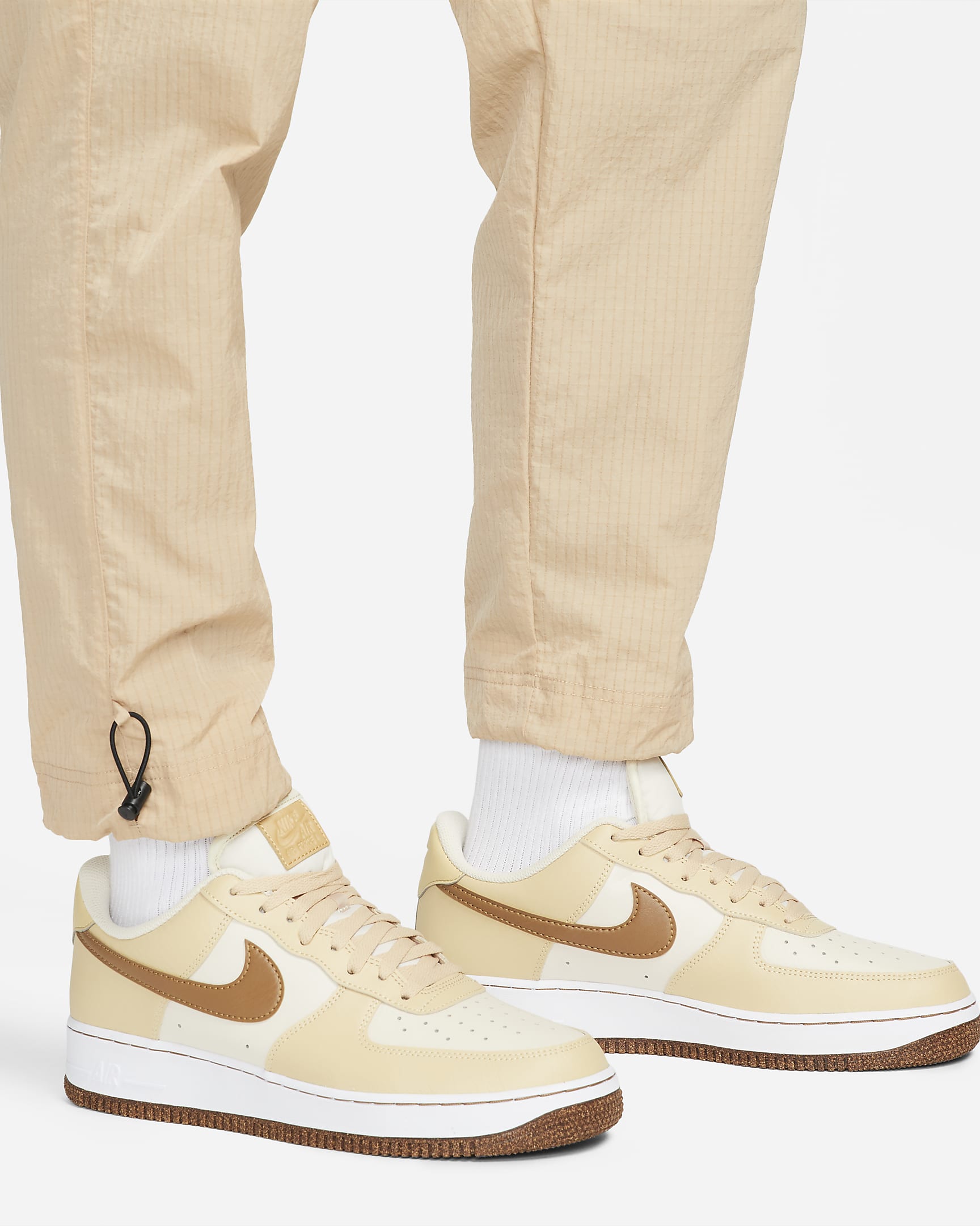 Nike Sportswear Repeat Men's Lightweight Woven Trousers. Nike SK