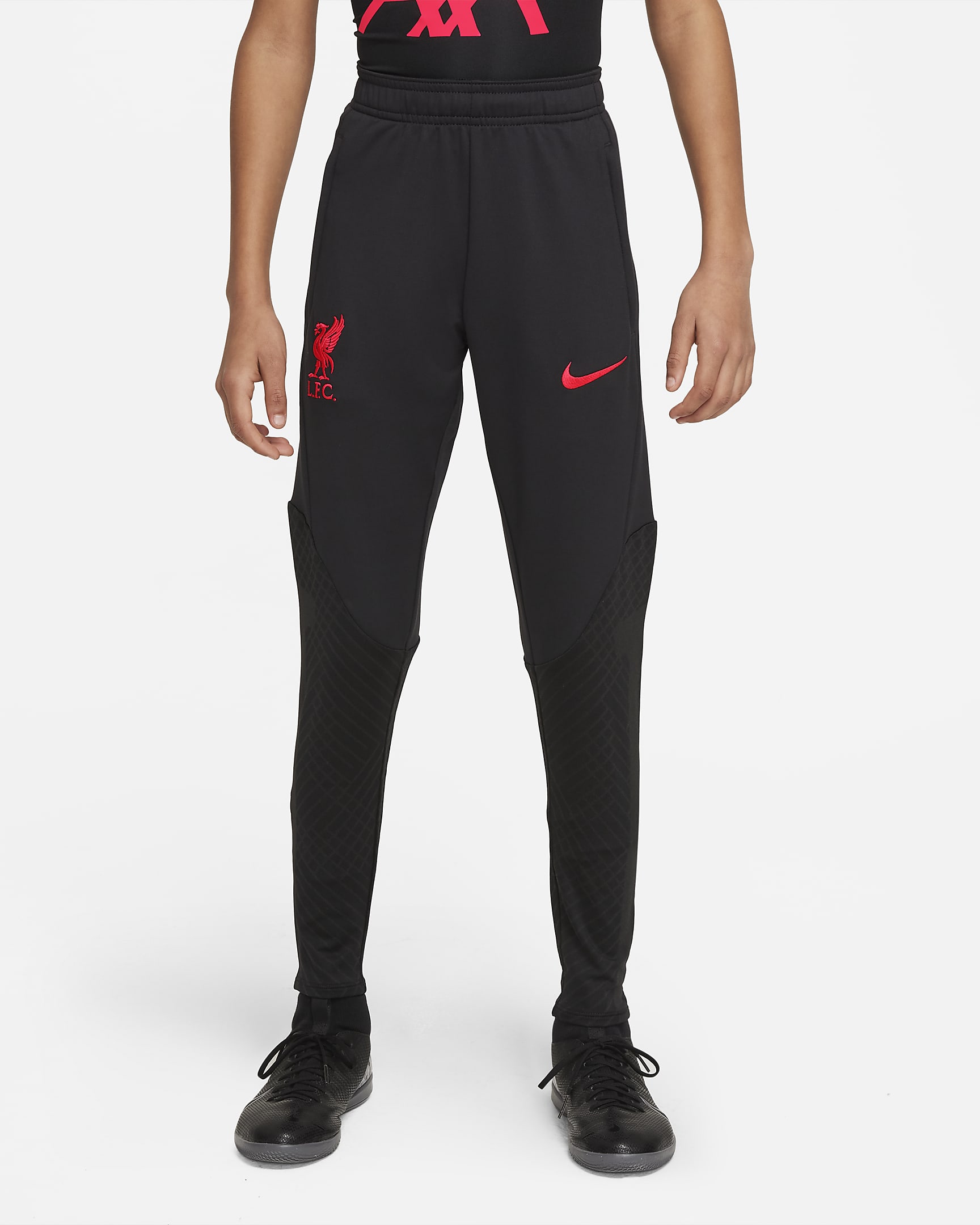 Liverpool F.C. Strike Older Kids' Nike Dri-FIT Football Pants. Nike BE