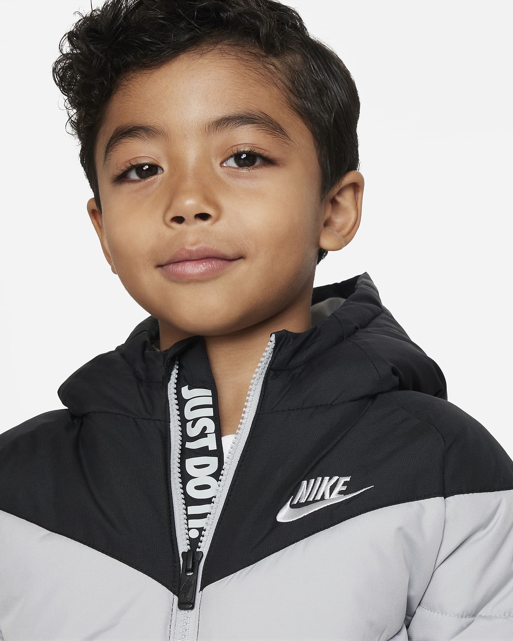 Chamarra acolchada con gorro y diseño de chevrón para niños talla pequeña Nike. Nike.com