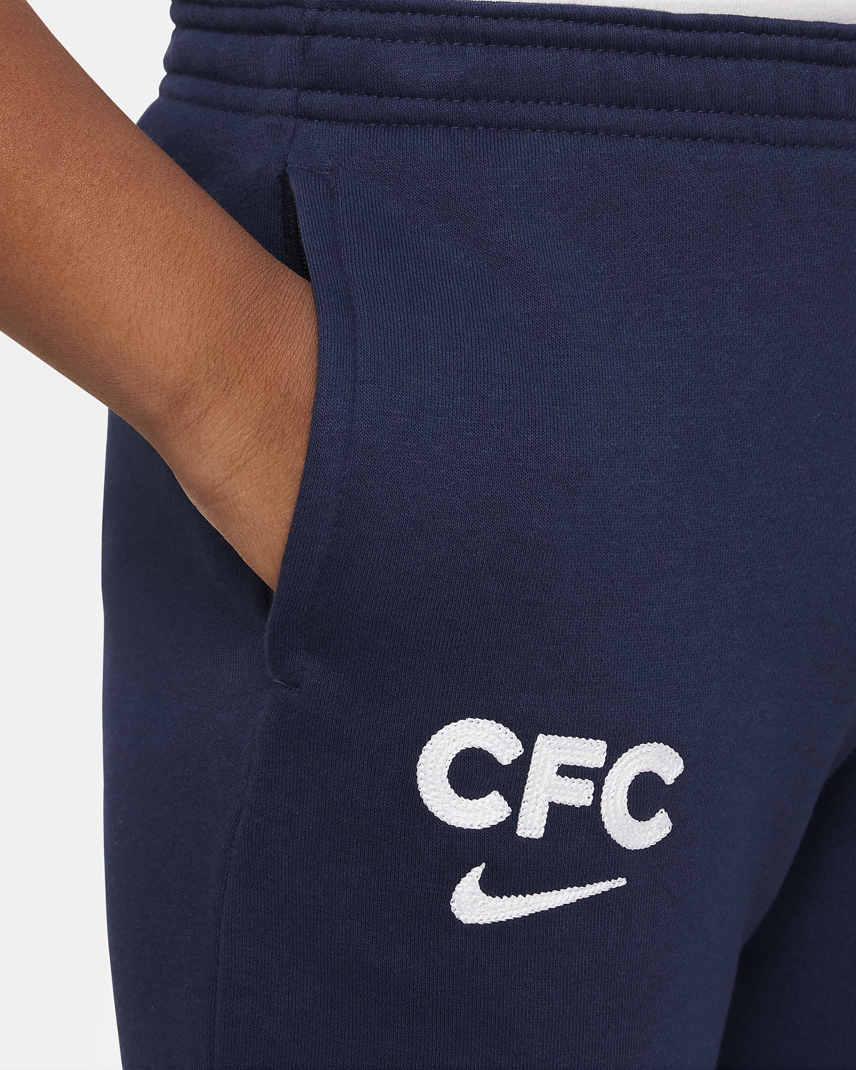 Chelsea F.C. Older Kids’ Fleece Football Pants. Nike LU