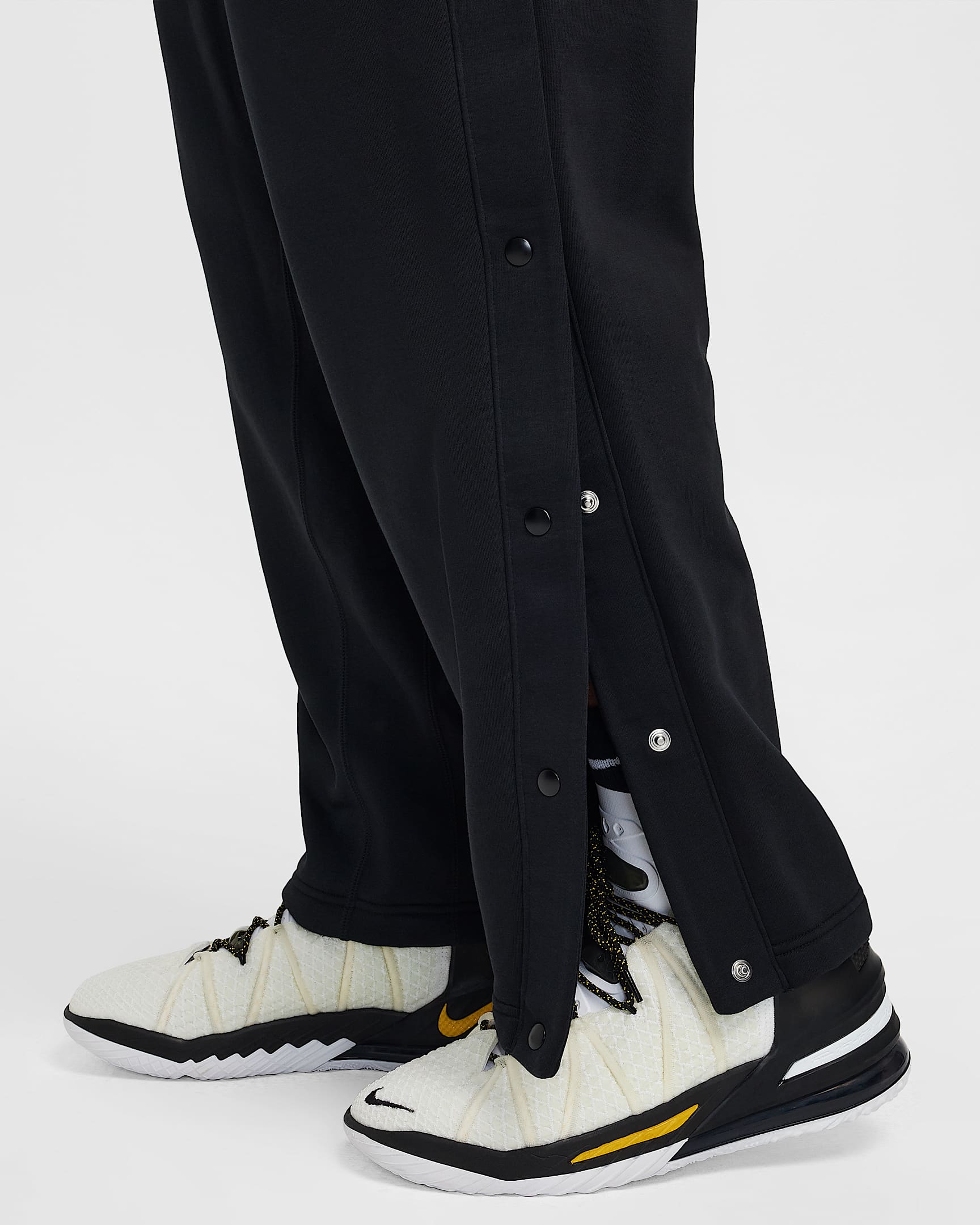 LeBron Standard Issue Men's Therma-FIT Basketball Trousers. Nike IL