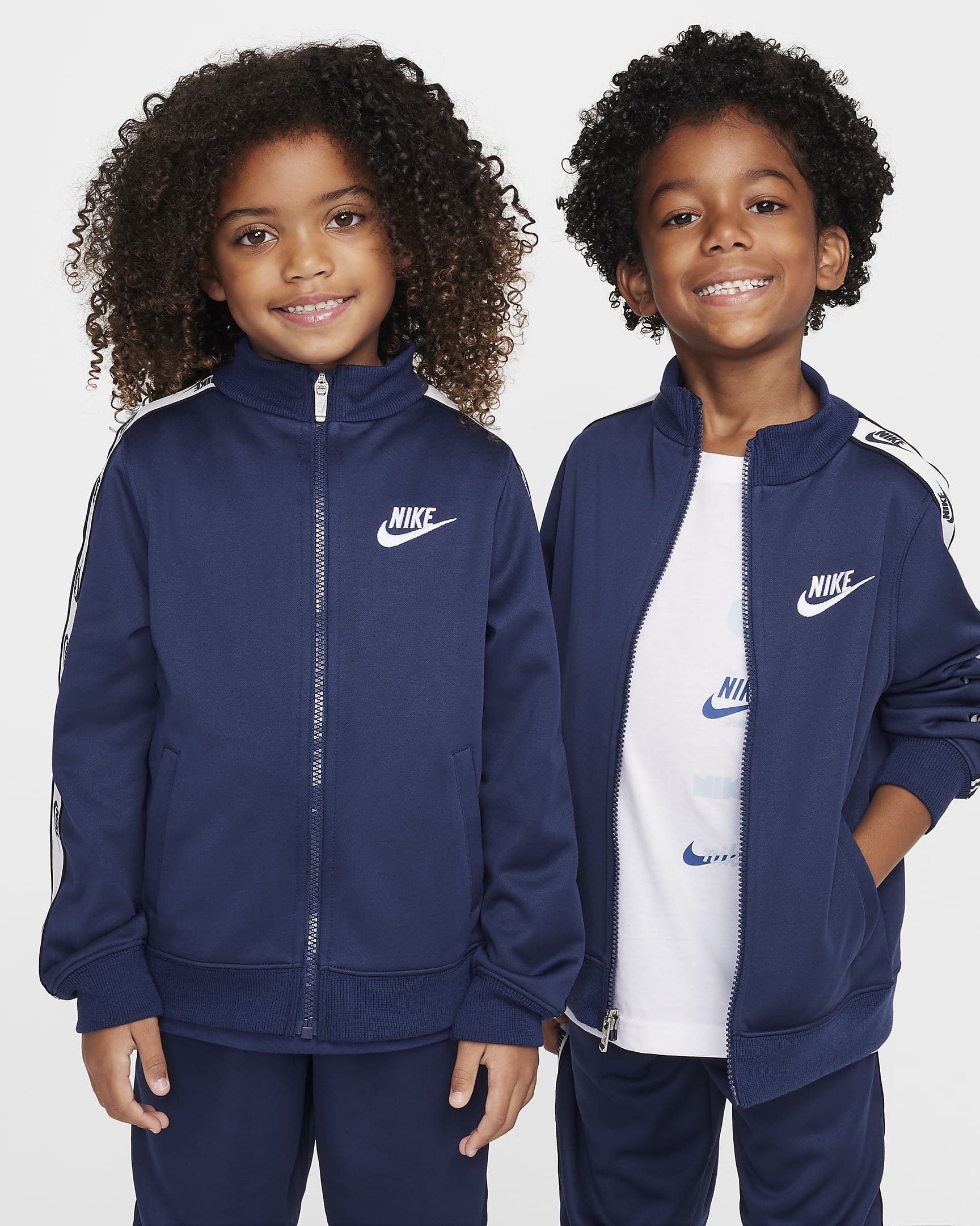 Conjunto de 2 piezas de cierre completo y cinta con logotipos para niños talla pequeña Nike Dri ...