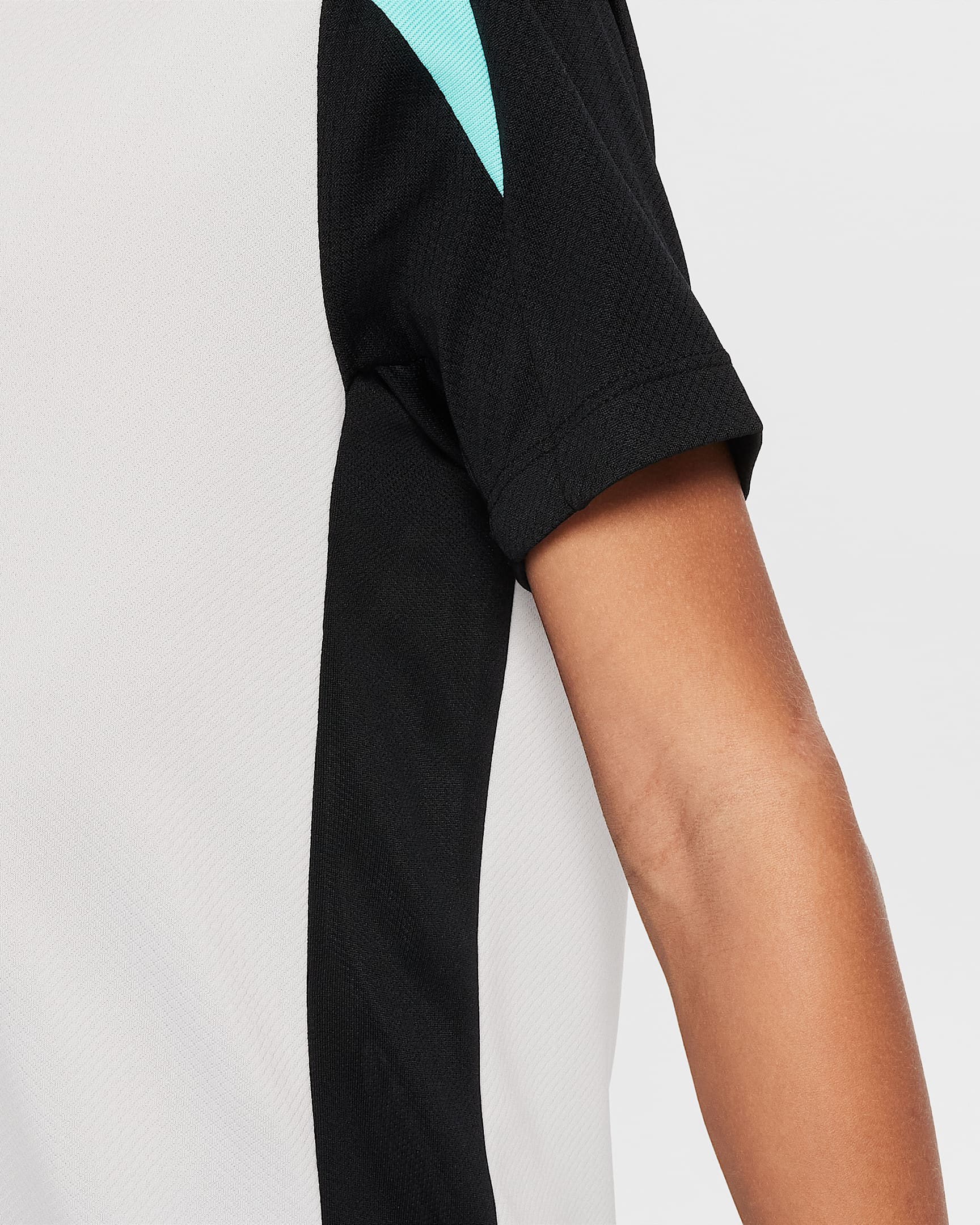 Nike Dri-FIT Strike Older Kids' Short-Sleeve Football Top. Nike IE