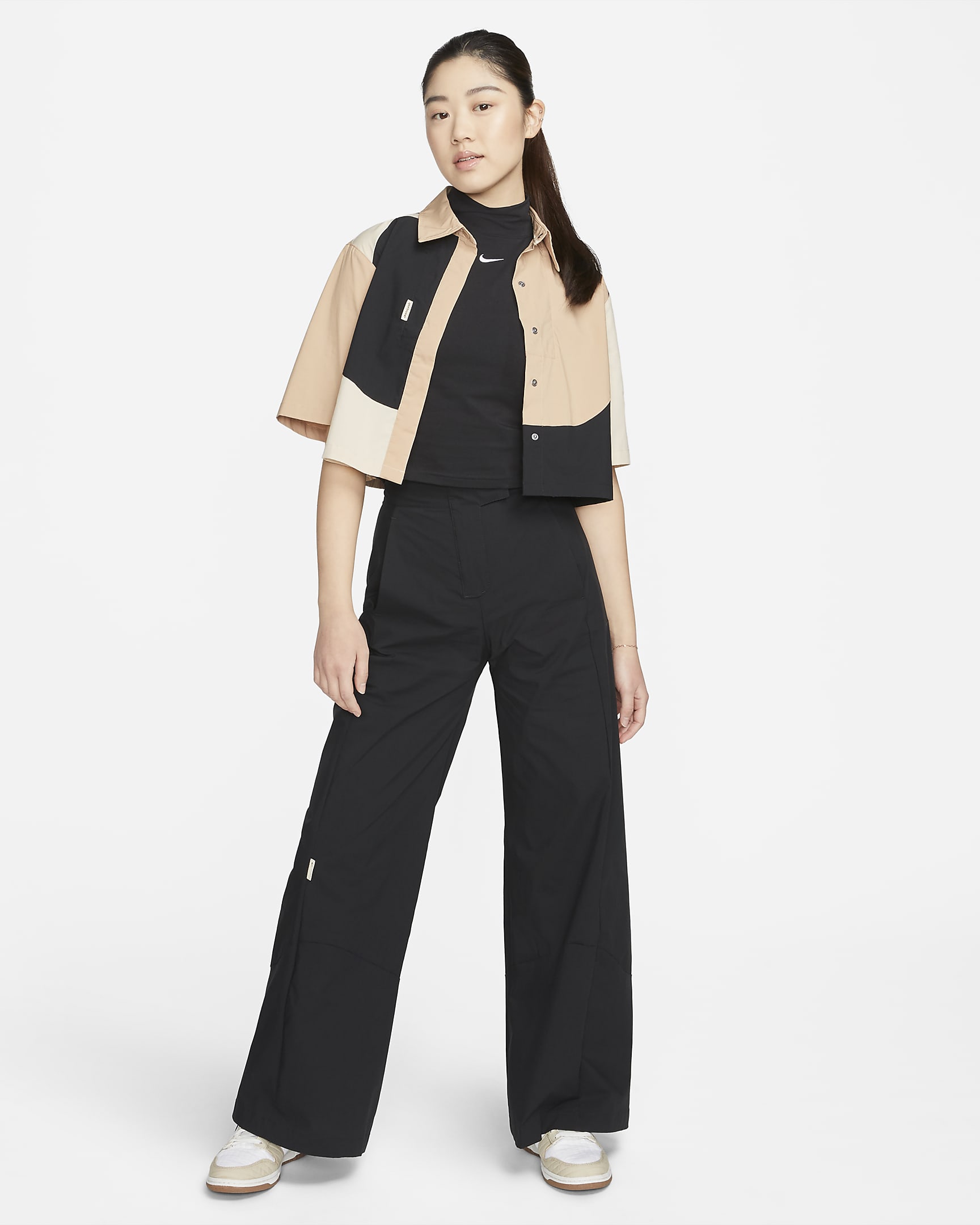 Nike Sportswear 系列女款高腰寬褲管梭織運動褲。Nike TW