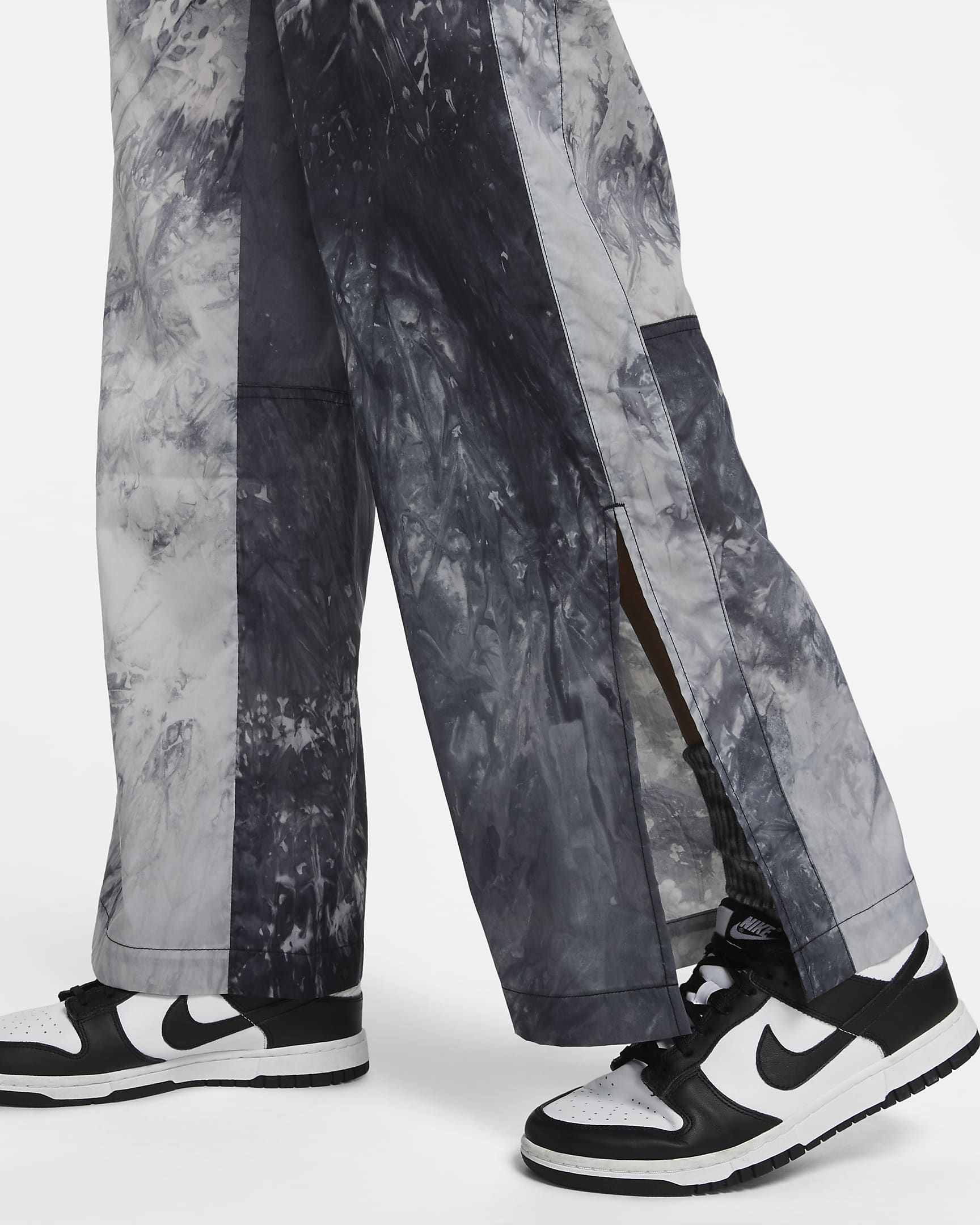 Nike Sportswear Women's Woven Wave-Dye Trousers. Nike SI