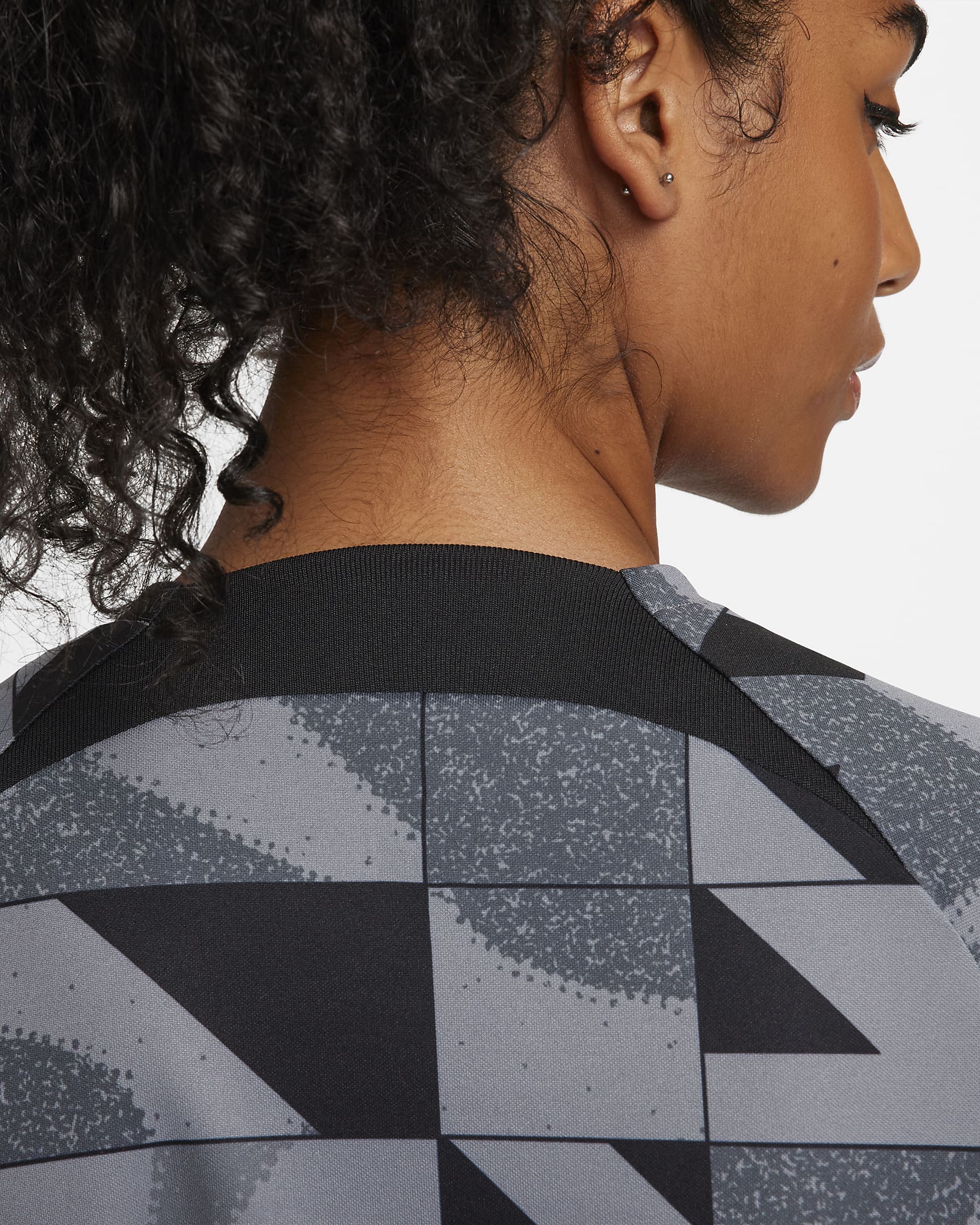 Chelsea F.C. Academy Pro Third Women's Nike Dri-FIT Football Pre-Match Short-Sleeve Top. Nike NL