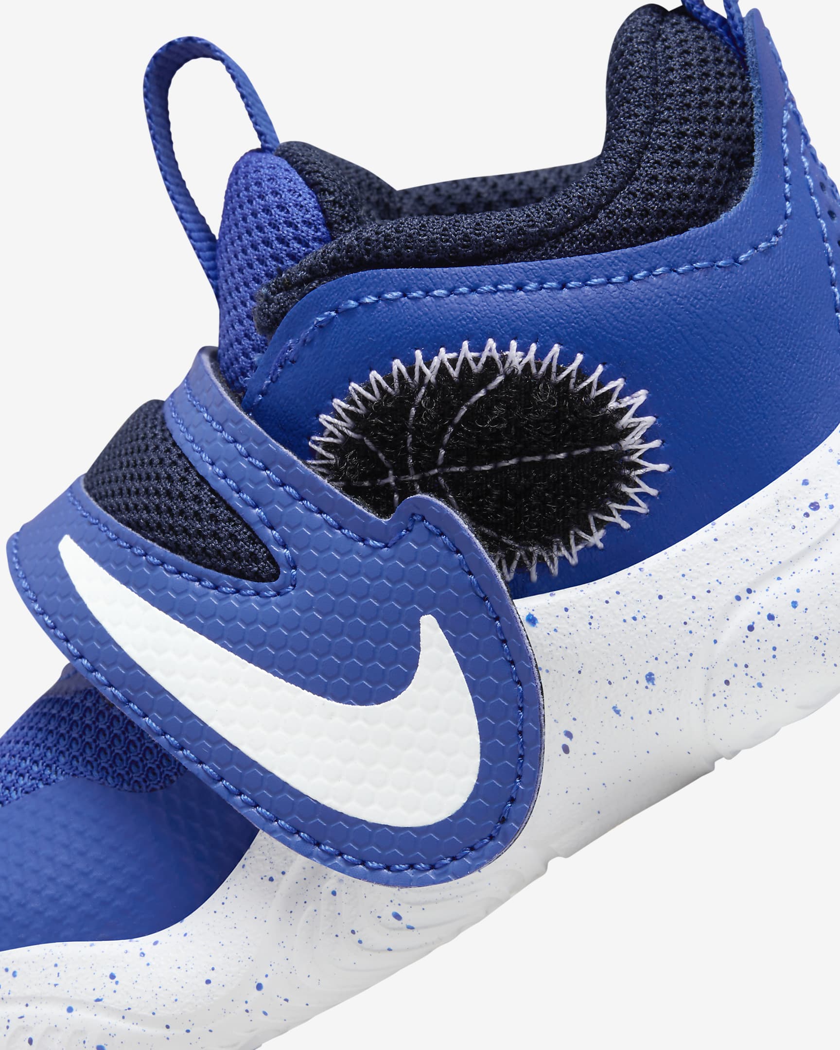 Nike Team Hustle D 11 嬰幼兒鞋款。Nike TW