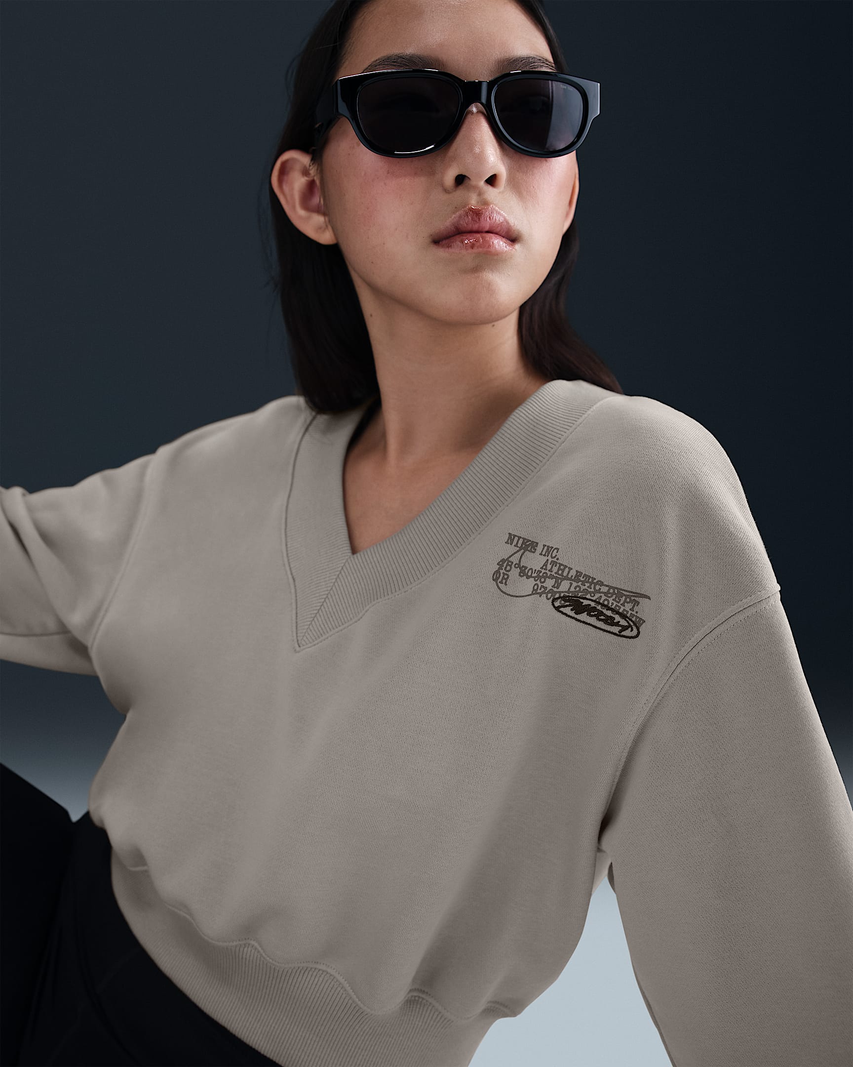 Nike Sportswear Phoenix Fleece Women's Oversized V-Neck Cropped Top. Nike SG