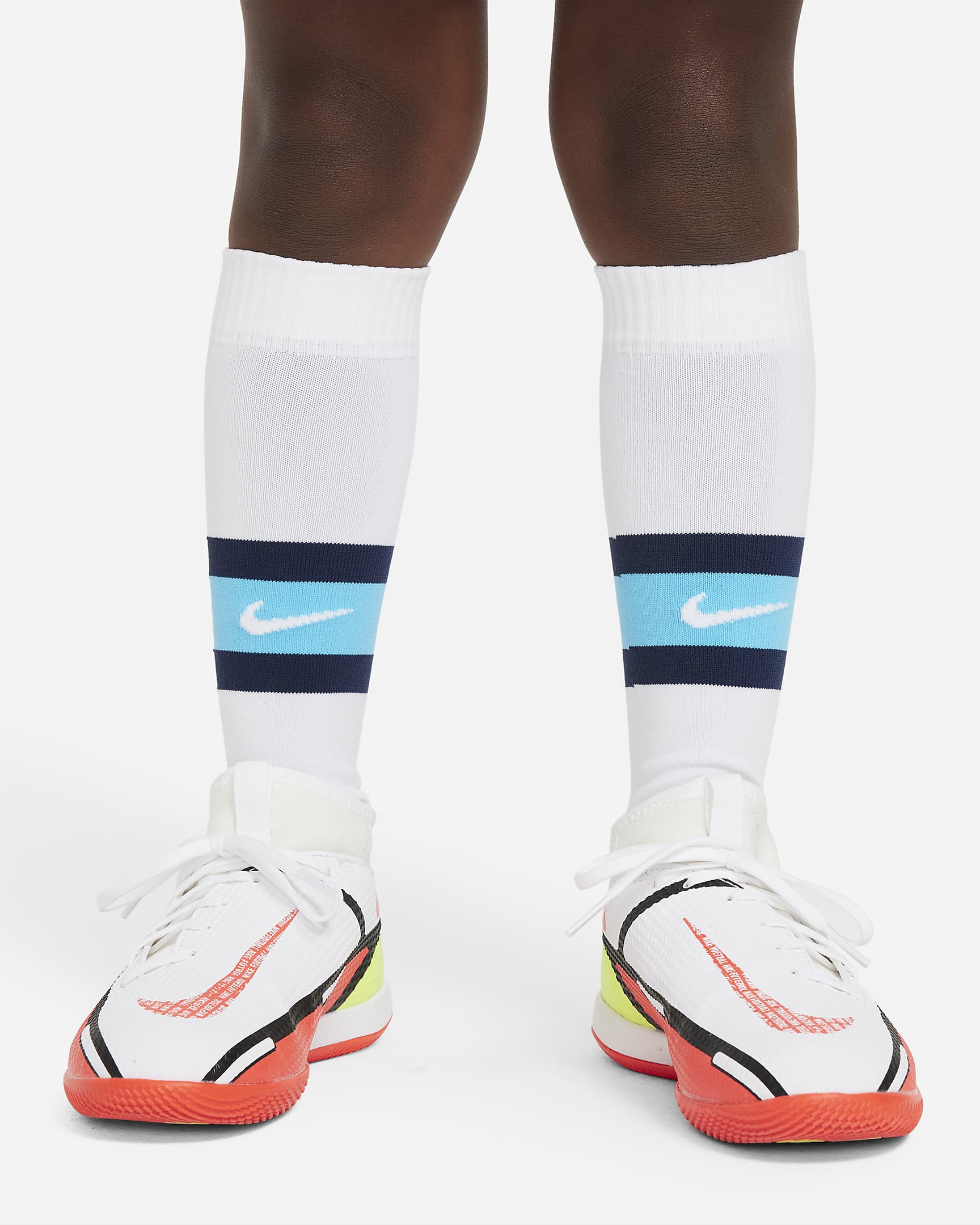 Chelsea F.C. 2022/23 Home Younger Kids' Football Kit. Nike SK