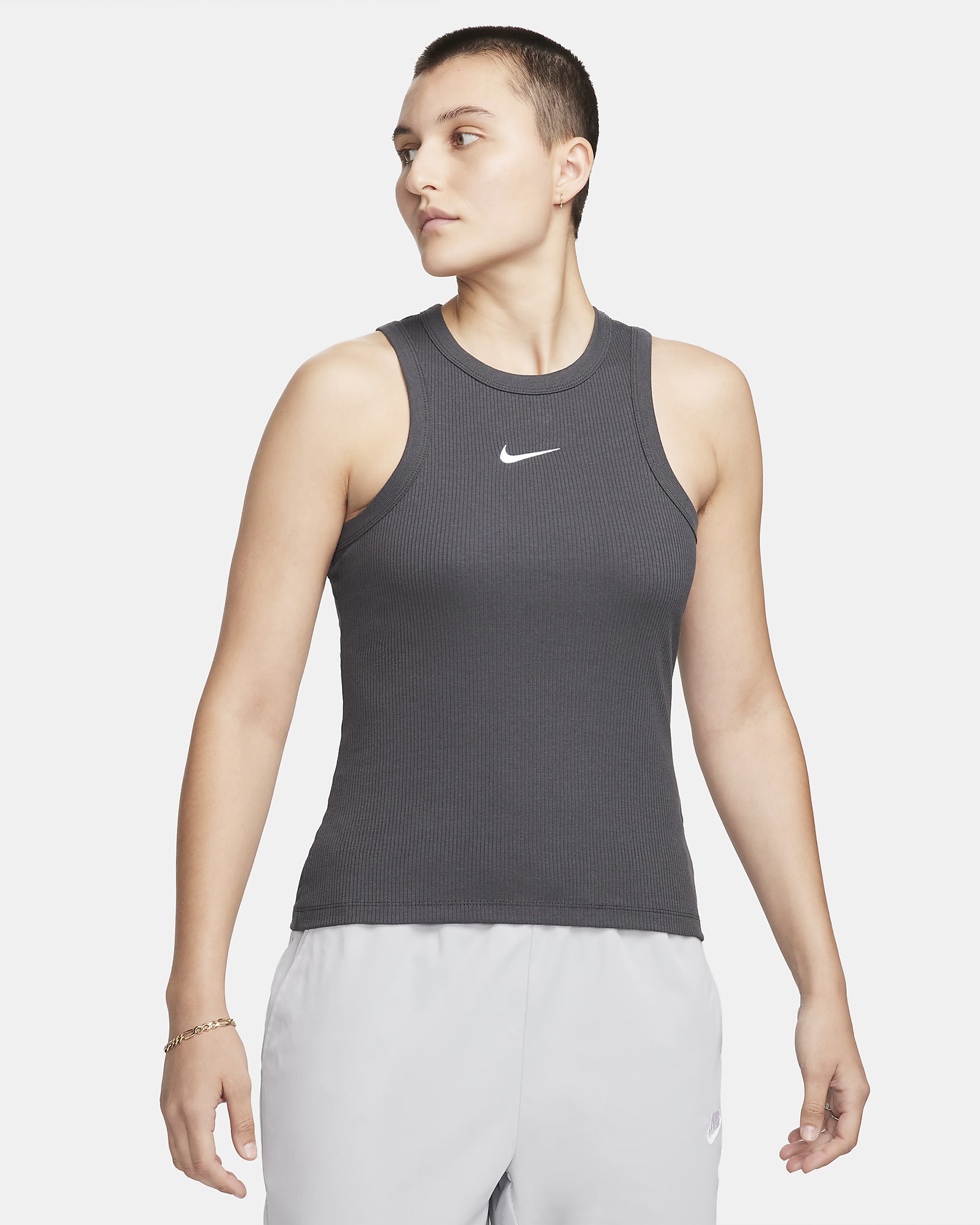 Nike Sportswear női trikó. Nike HU