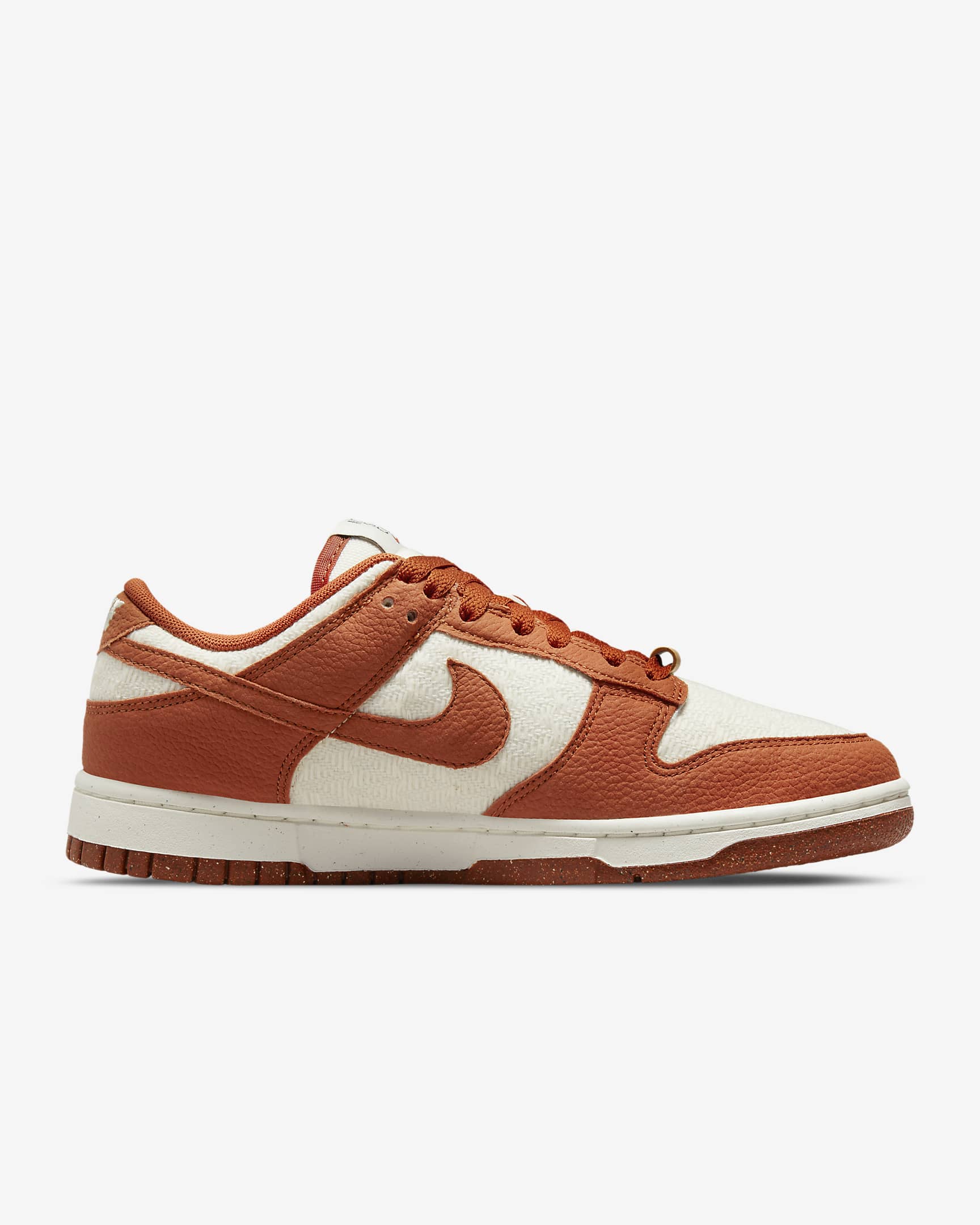 Nike Dunk Low SE Women's Shoes. Nike IN