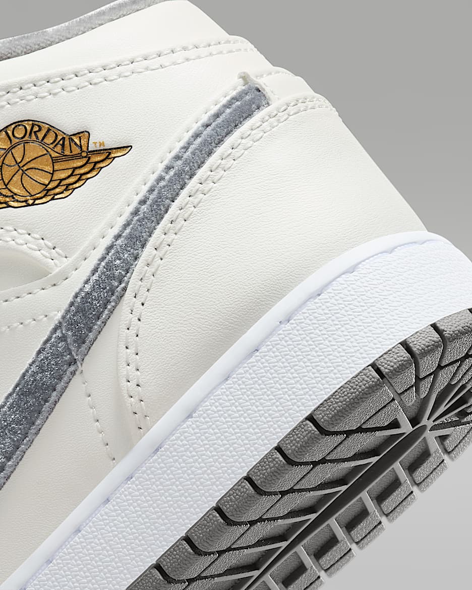 Air Jordan 1 Mid SE Older Kids' Shoes. Nike HR