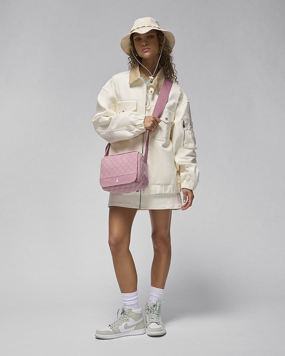 Jordan Monogram Mini Messenger Bag (3.6L). Nike.com