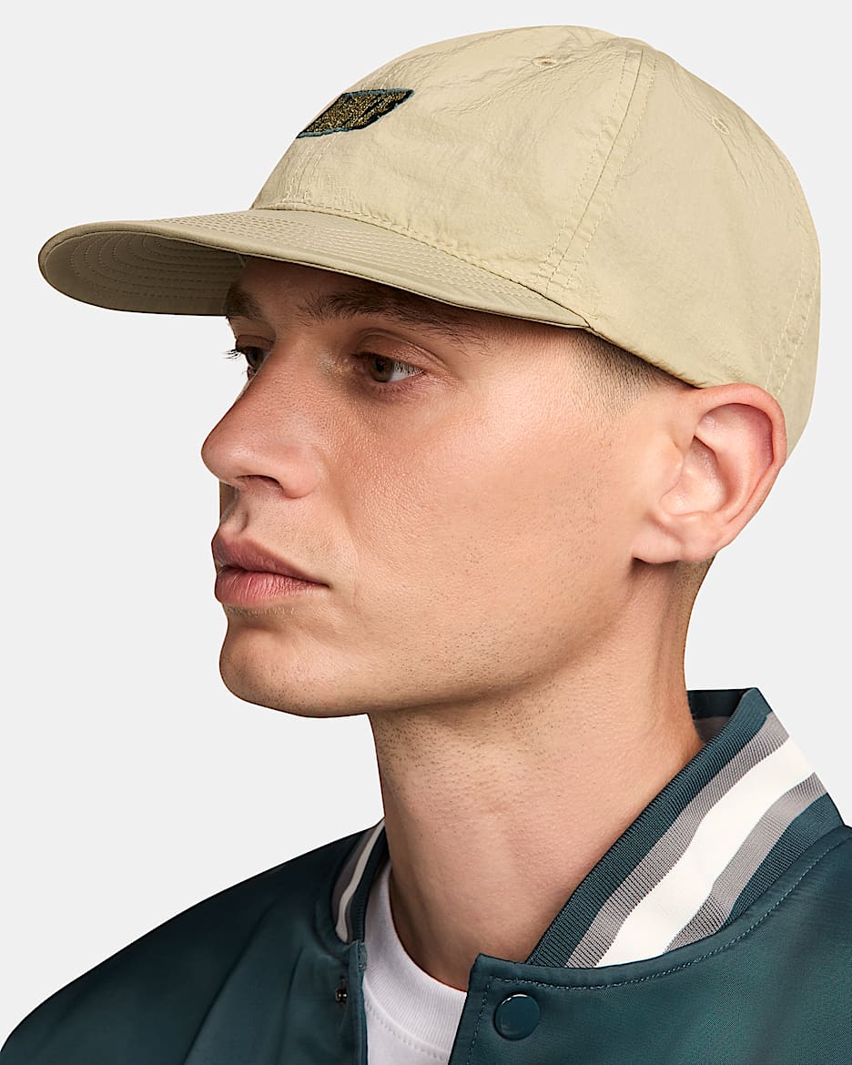 Nike Club Unstructured Flat Bill Outdoor Cap. Nike IN