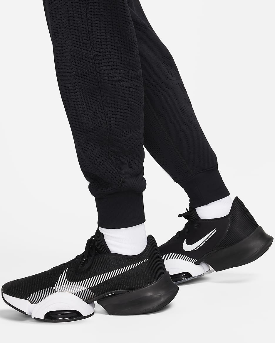 Nike APS Men's Therma-FIT Versatile Trousers. Nike HR