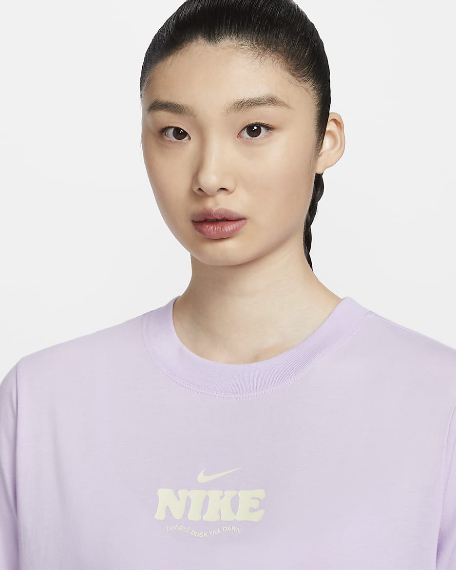Nike Sportswear Essential 女款 T 恤。Nike TW