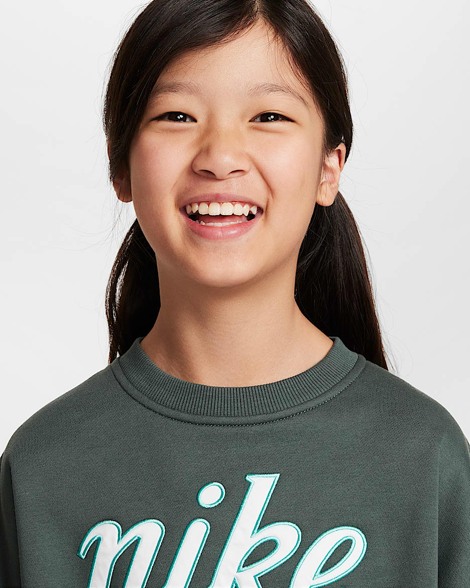 Nike Sportswear Club Fleece-Sweatshirt mit Rundhalsausschnitt für Mädchen mit kastiger Passform ...