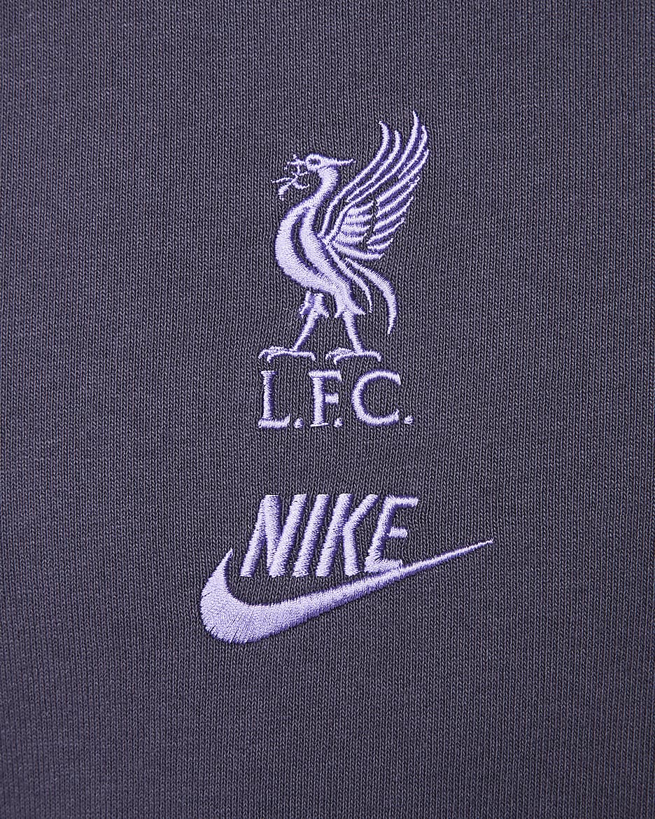 Liverpool F.C. Premium Essentials Men's Nike Football T-Shirt. Nike IN