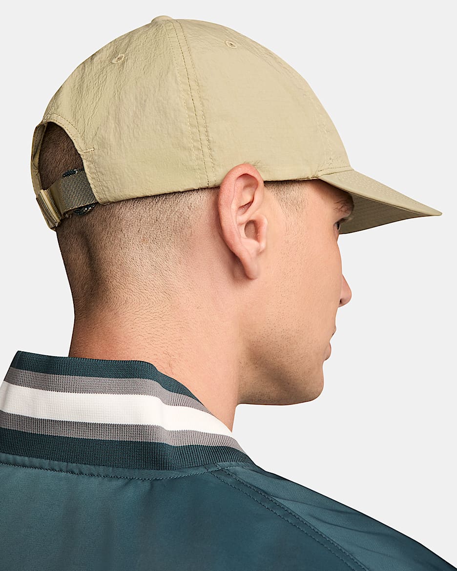 Nike Club Unstructured Flat Bill Outdoor Cap. Nike IN