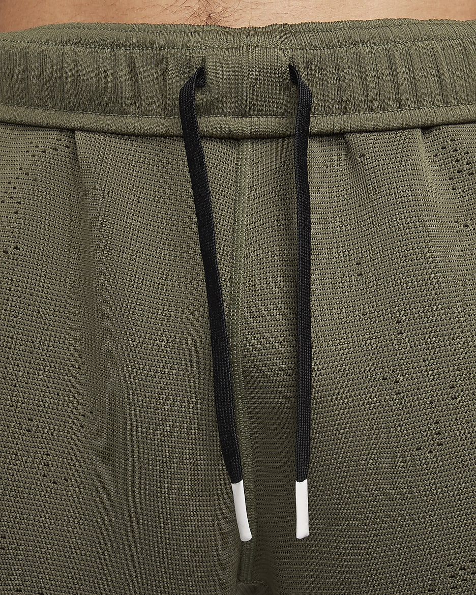 Nike A.P.S. Vielseitige Therma-FIT-Hose für Herren. Nike AT