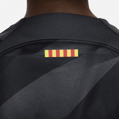 F.C. Barcelona 2023/24 Stadium Goalkeeper Older Kids' Nike Dri-FIT Football Shirt. Nike NL