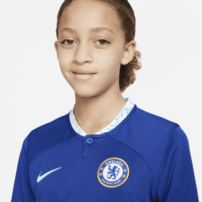 Chelsea F.C. 2022/23 Stadium Home Older Kids' Nike Dri-FIT Football Shirt. Nike BE