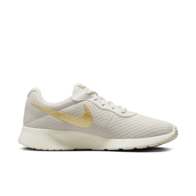 Nike Tanjun Women's Shoes. Nike VN