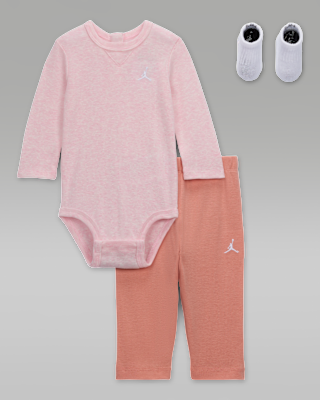 Tredelat set Jordan Baby Essentials med långärmad body. Nike SE