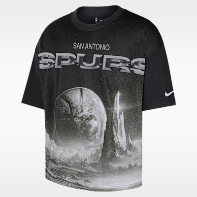 San Antonio Spurs Courtside Men's Nike NBA Boxy T-Shirt. Nike BG