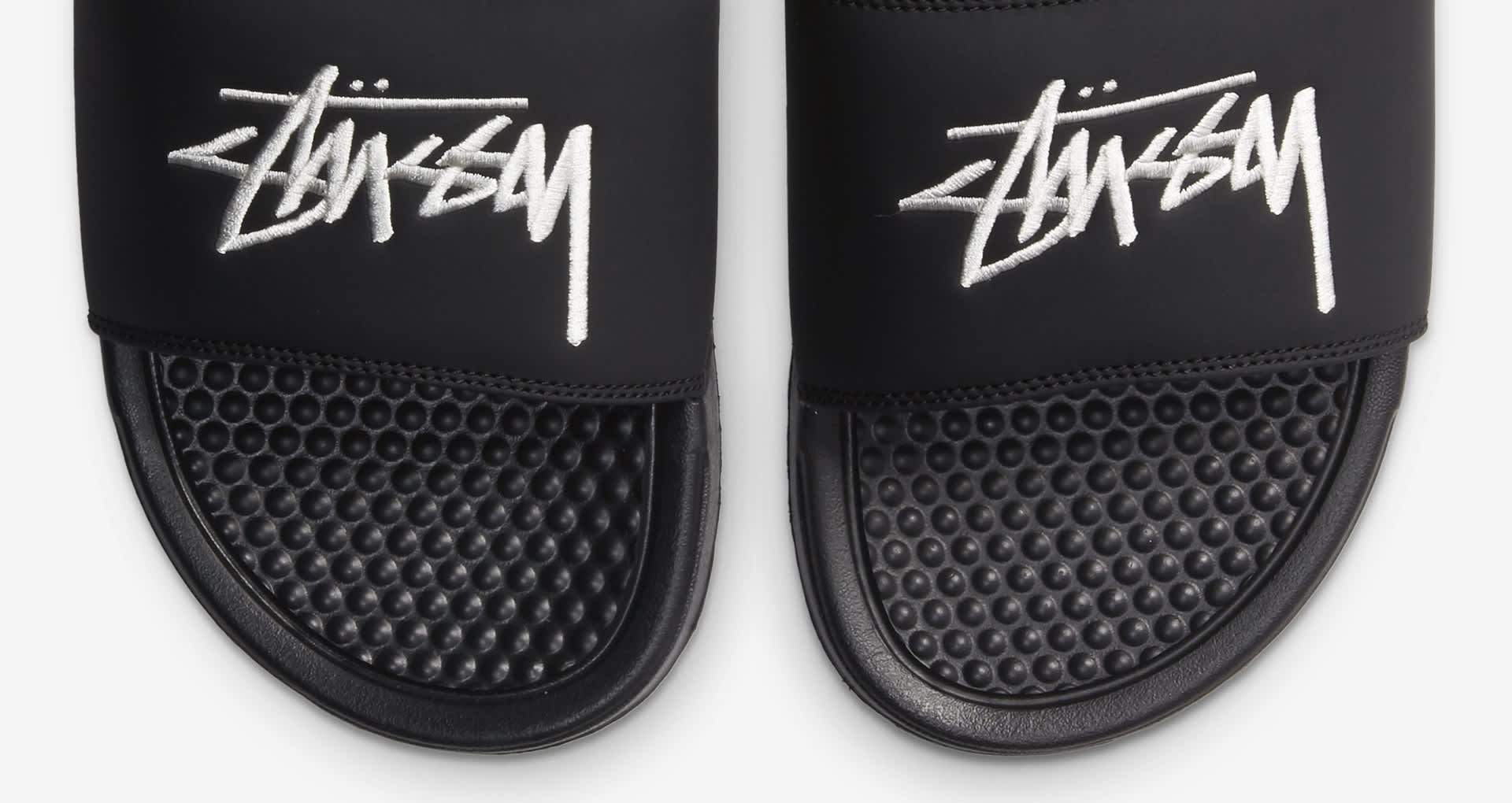 วันเปิดตัว Benassi x Stüssy “Black”. Nike SNKRS TH