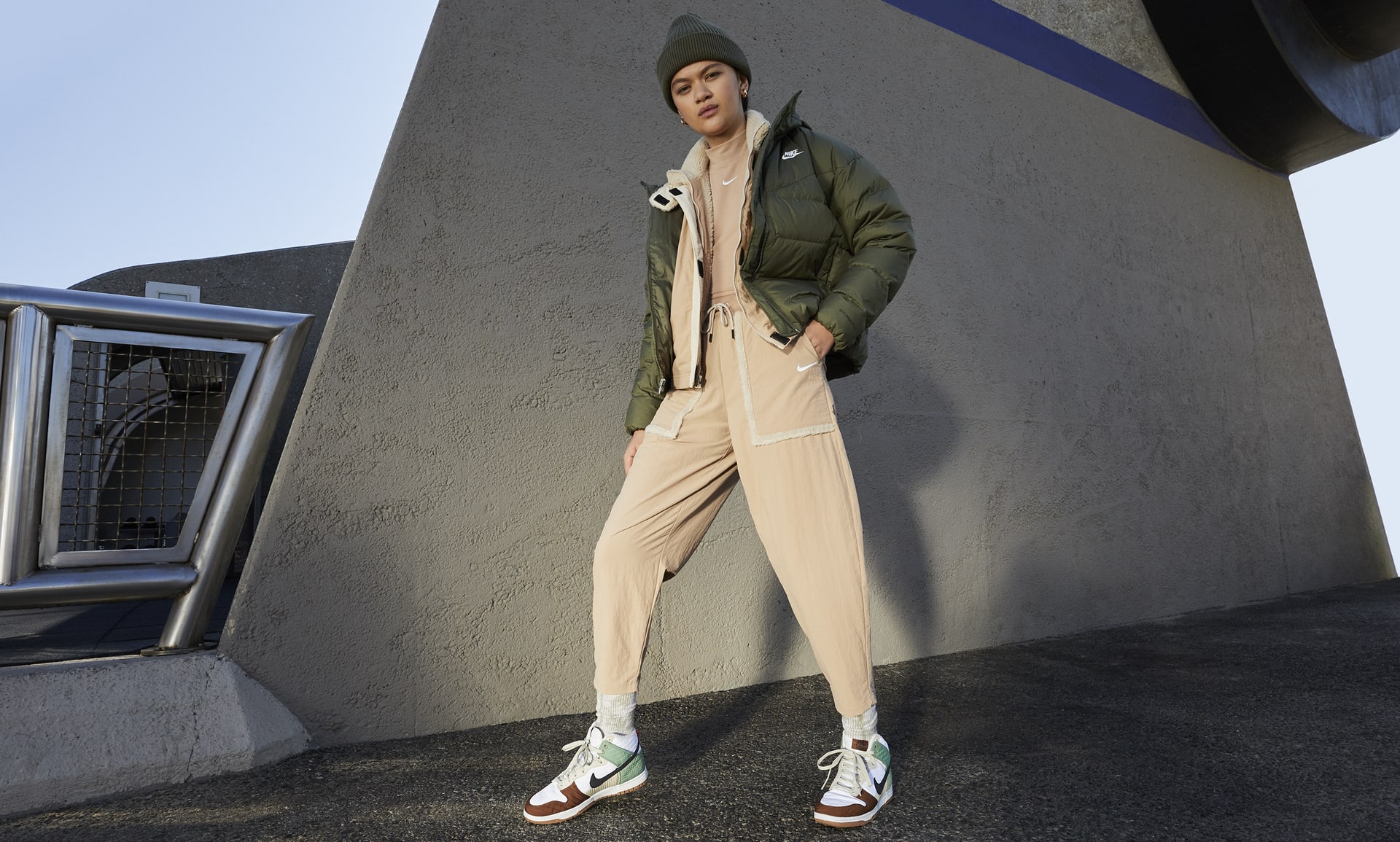 Nike Sportswear Essential Women's Woven High-Waisted Curve Trousers ...