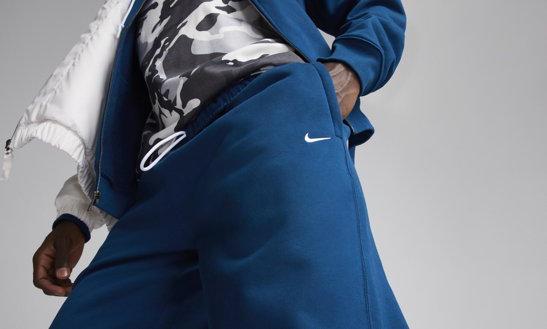Nike Solo Swoosh Men's Fleece Trousers. Nike AT