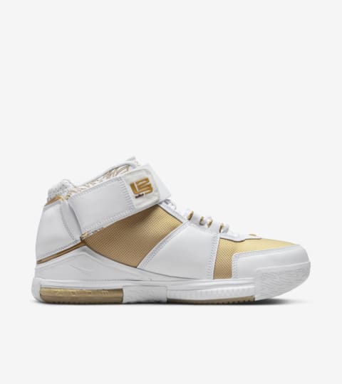 Fecha de lanzamiento del LeBron 2 "Metallic Gold and White" (DJ4892-100 ...