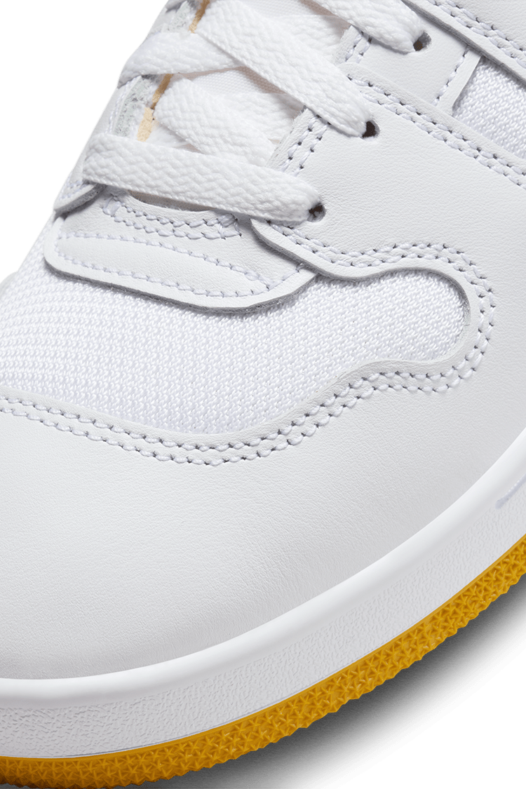 วันเปิดตัว Attack "White and Yellow Ochre" (FB8938-102). Nike SNKRS