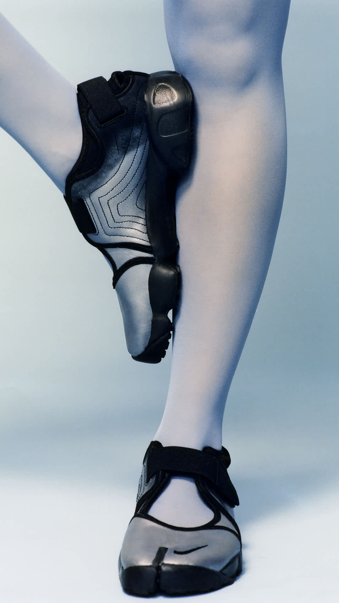 Air Rift : Metallic Silver and Black. Nike SNKRS